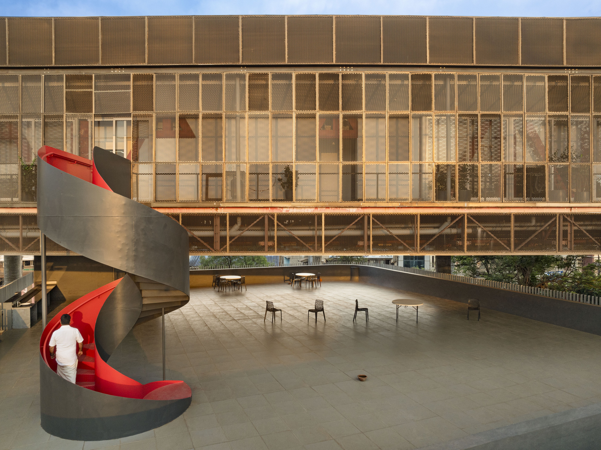 Galeria de Espaço Hover – Ampliação da Sede da Sociedade KLE ...