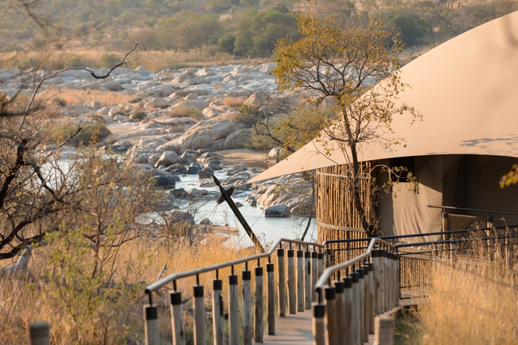 Madwaleni River Lodge / Luxury Frontiers | ArchDaily