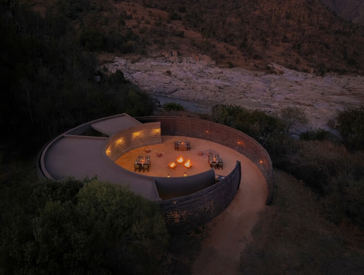 Madwaleni River Lodge / Luxury Frontiers | ArchDaily