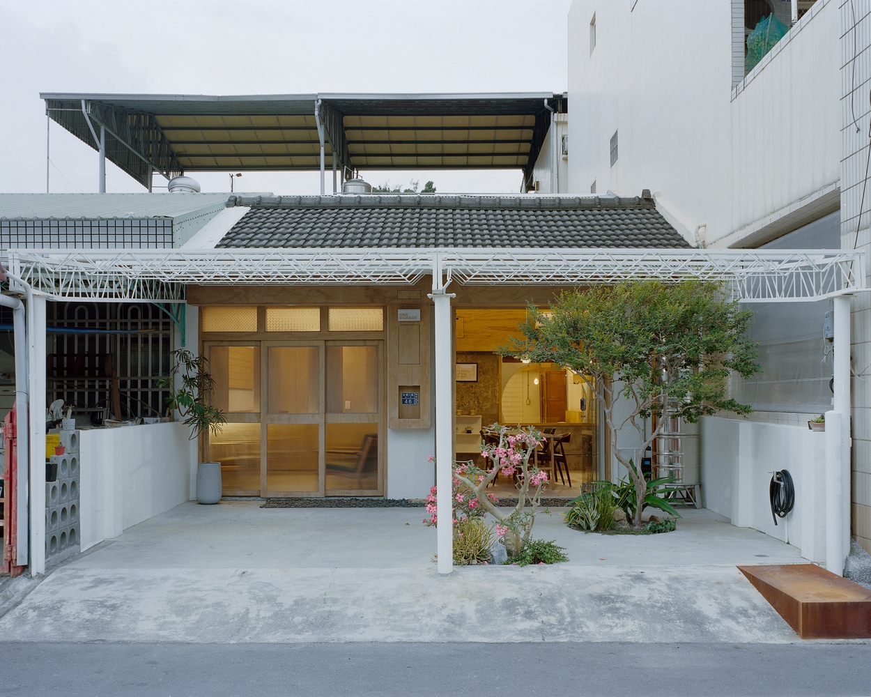 Gallery of Half Day House / Cabinet YFY - 3