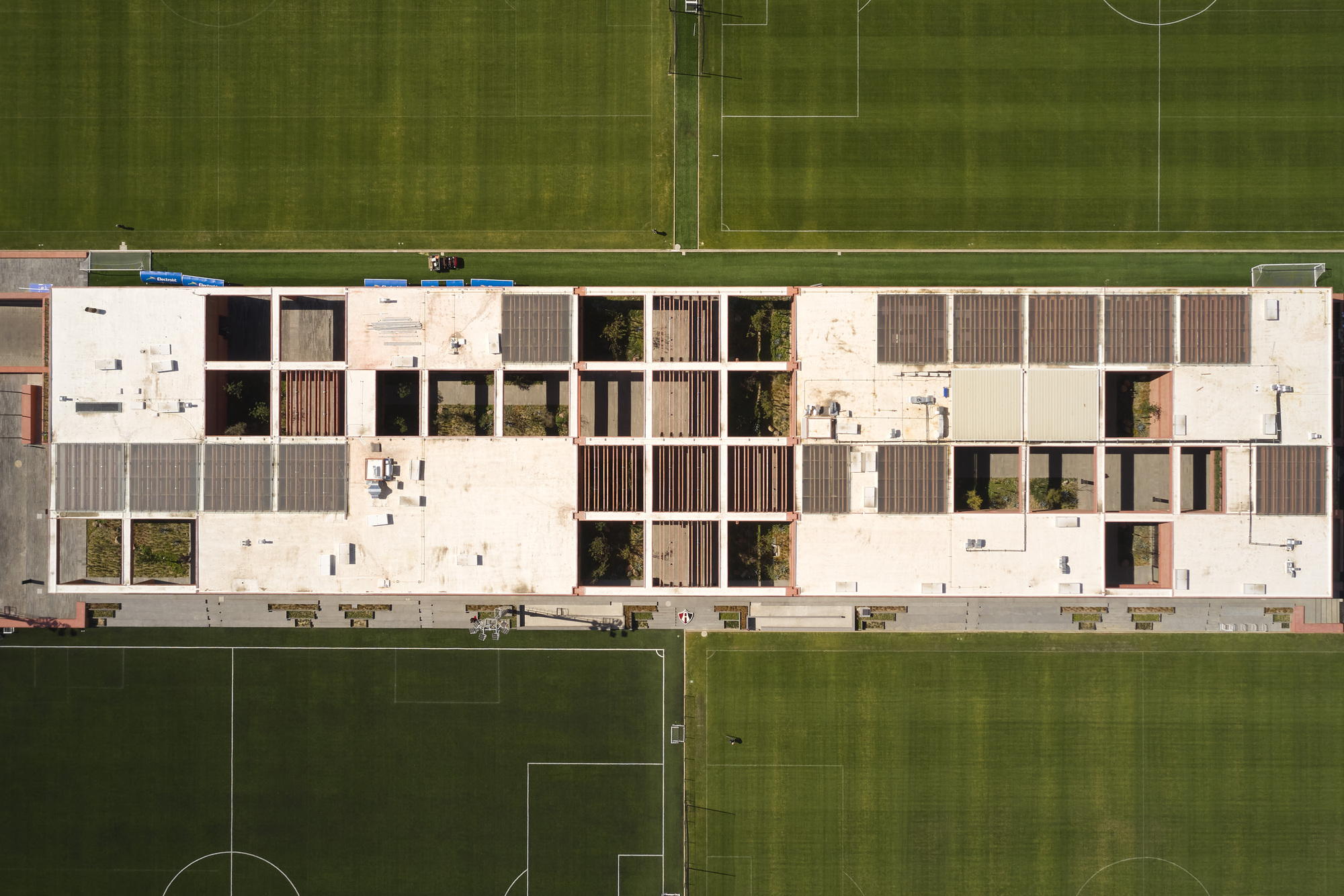 Galería de Estadio Atlas Academia / Sordo Madaleno Arquitectos - 2