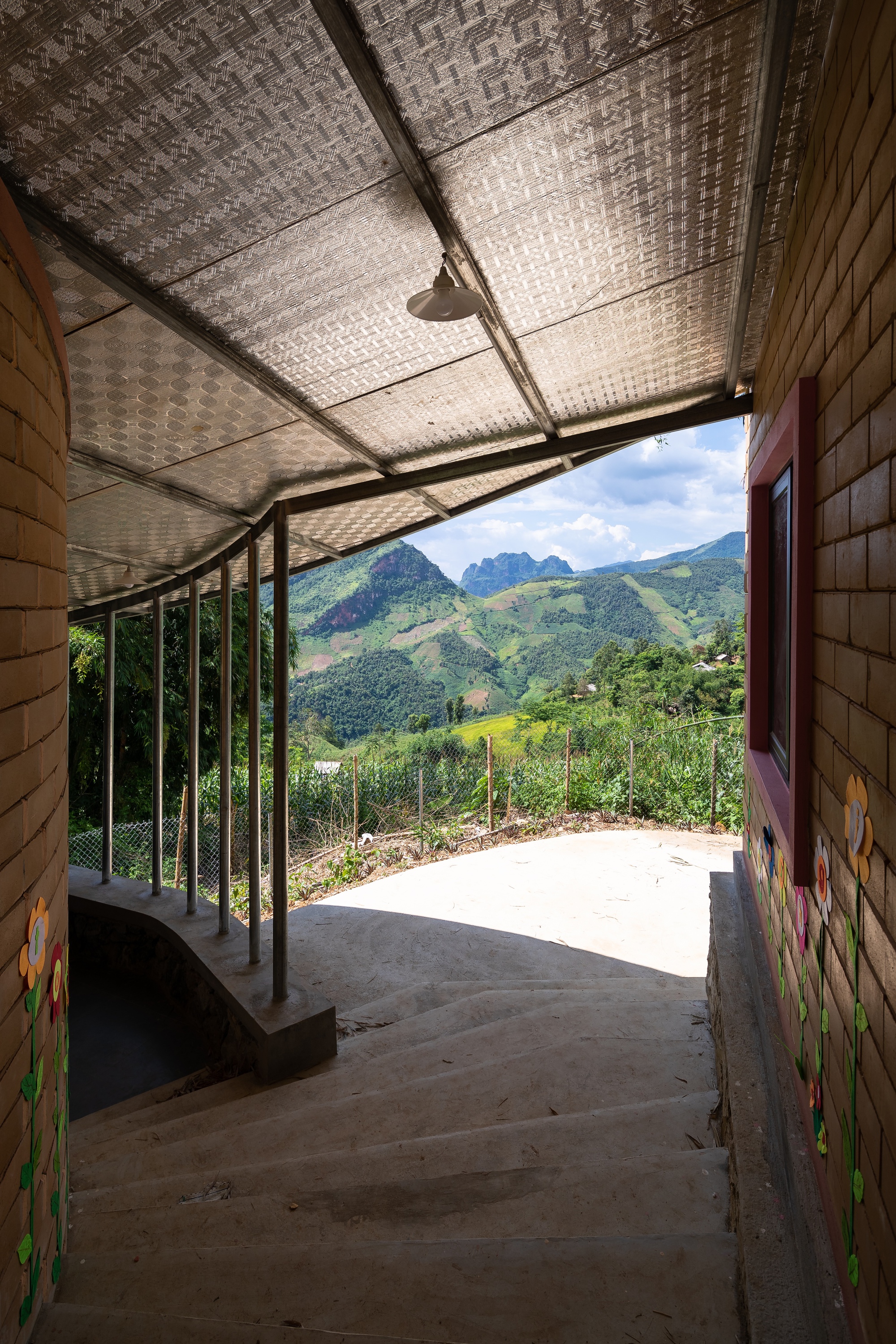 Galería de Escuela Pha Hún / 1+1>2 Architects - 12