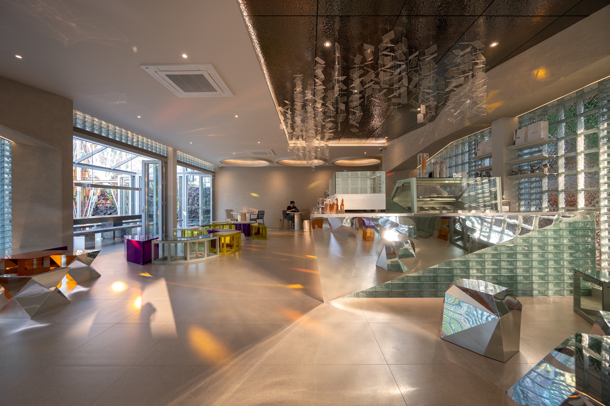 Gallery of The Facets Cafe / BBWORKSPACE - 3