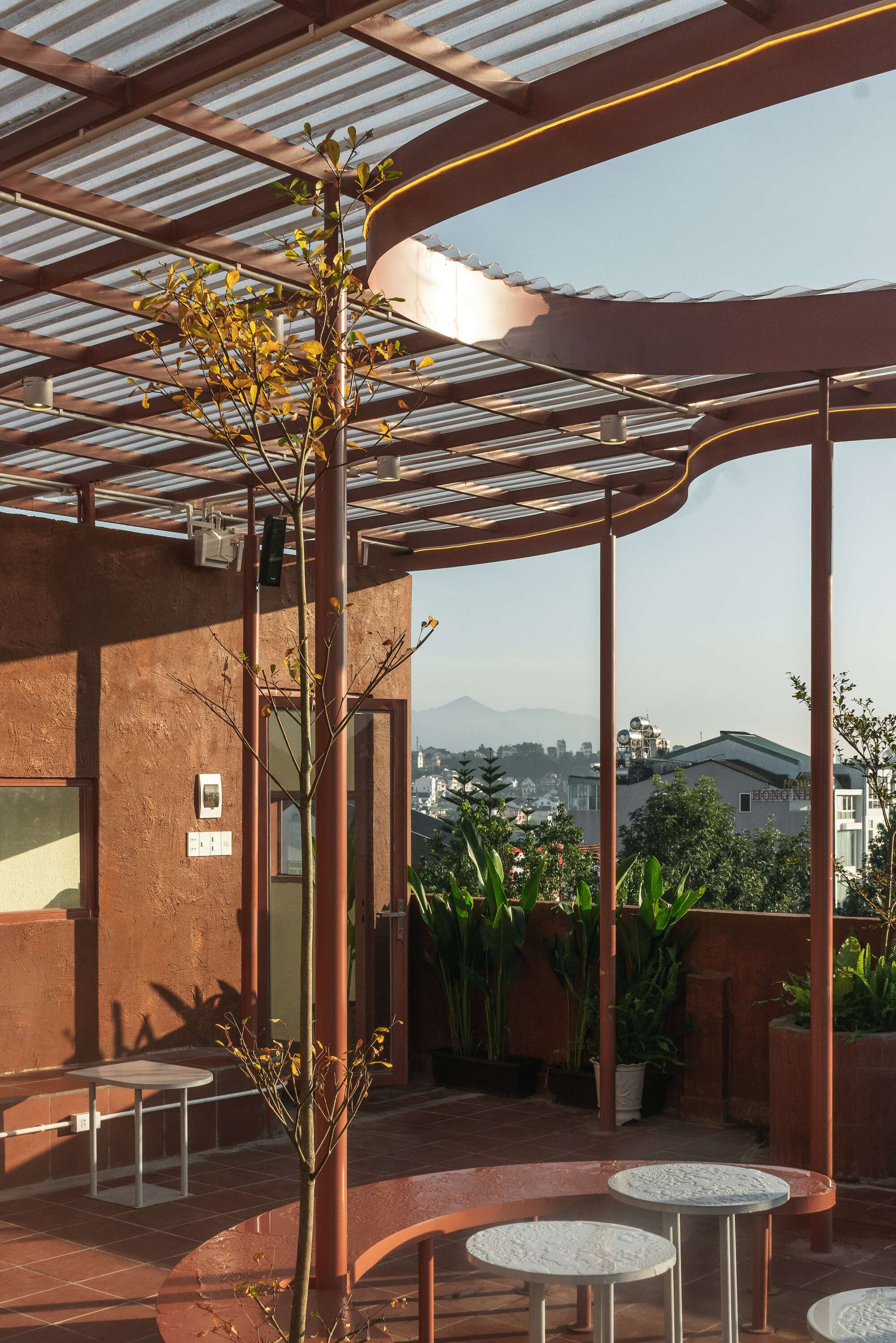Gallery of Hong Tra Hoa Binh Bui Thi Xuan Cafe / xưởng xép - 14