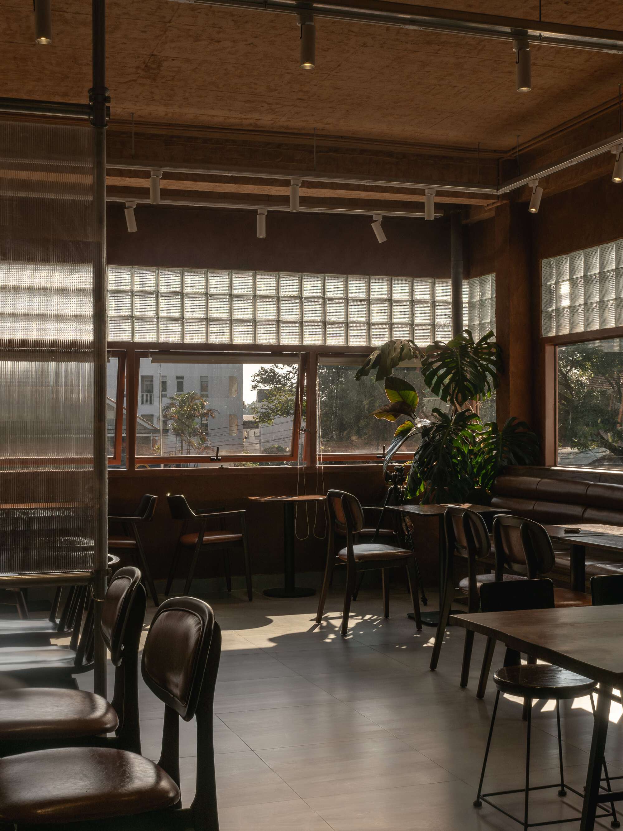 Gallery of Hong Tra Hoa Binh Bui Thi Xuan Cafe / xưởng xép - 7