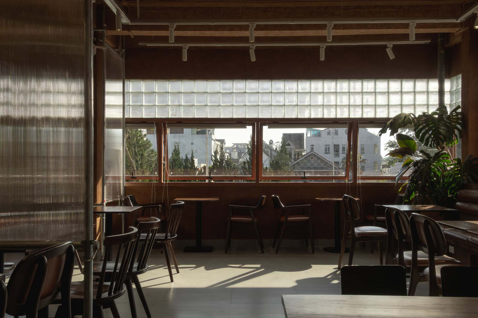 Gallery of Hong Tra Hoa Binh Bui Thi Xuan Cafe / xưởng xép - 4