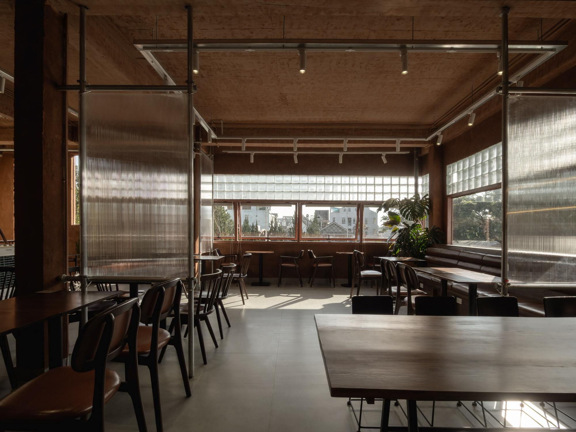 Gallery of Hong Tra Hoa Binh Bui Thi Xuan Cafe / xưởng xép - 6
