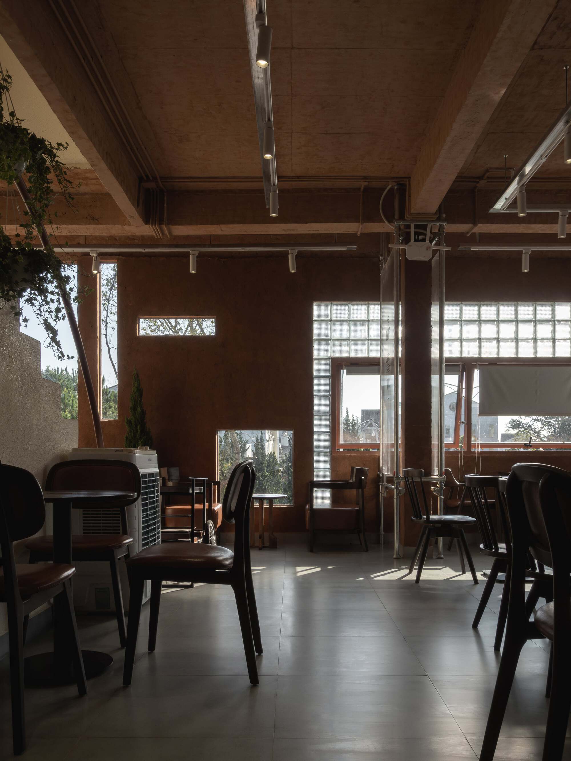 Gallery of Hong Tra Hoa Binh Bui Thi Xuan Cafe / xưởng xép - 3