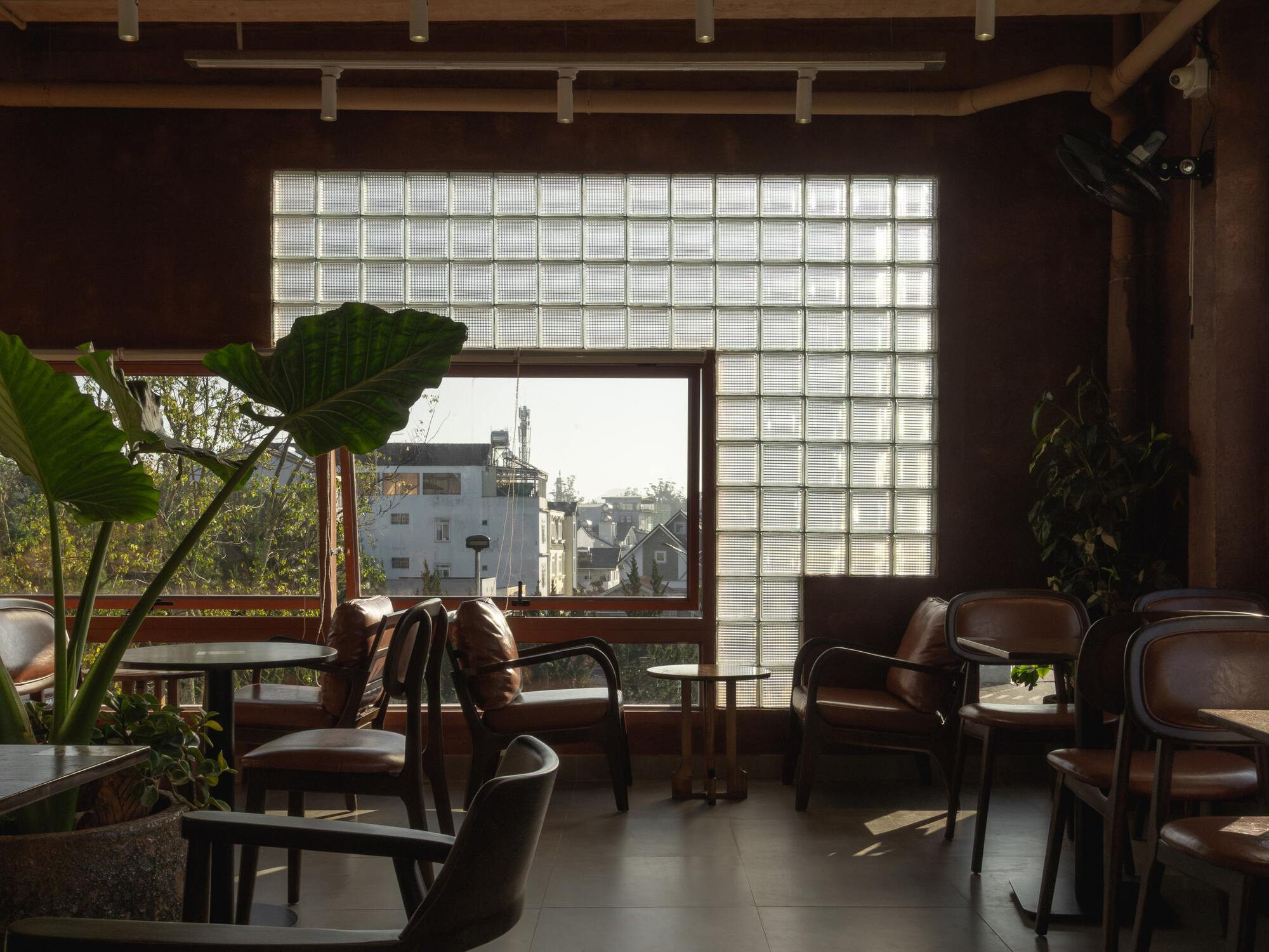 Gallery of Hong Tra Hoa Binh Bui Thi Xuan Cafe / xưởng xép - 8