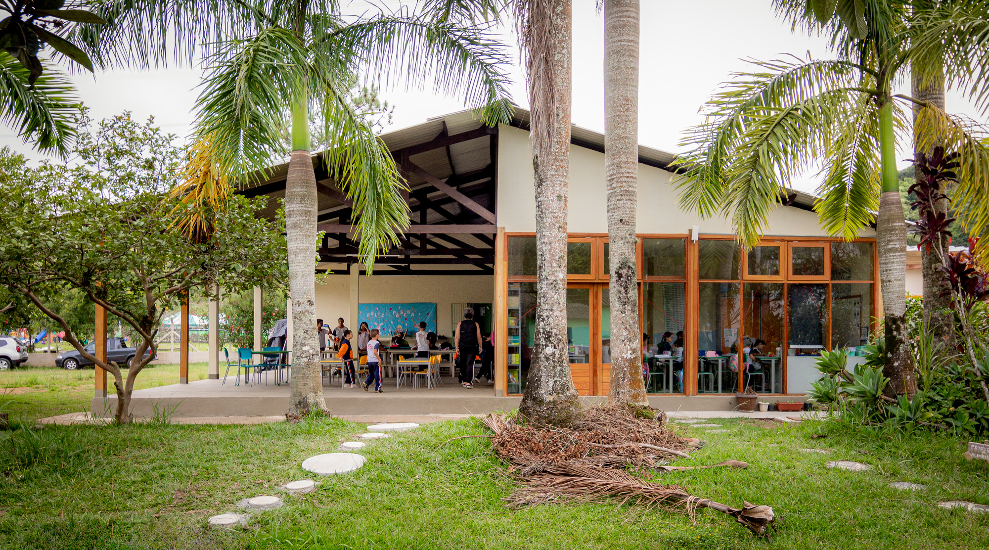 Galería de Una escuela sustentable Brasil / Sem Muros Arquitetura ...