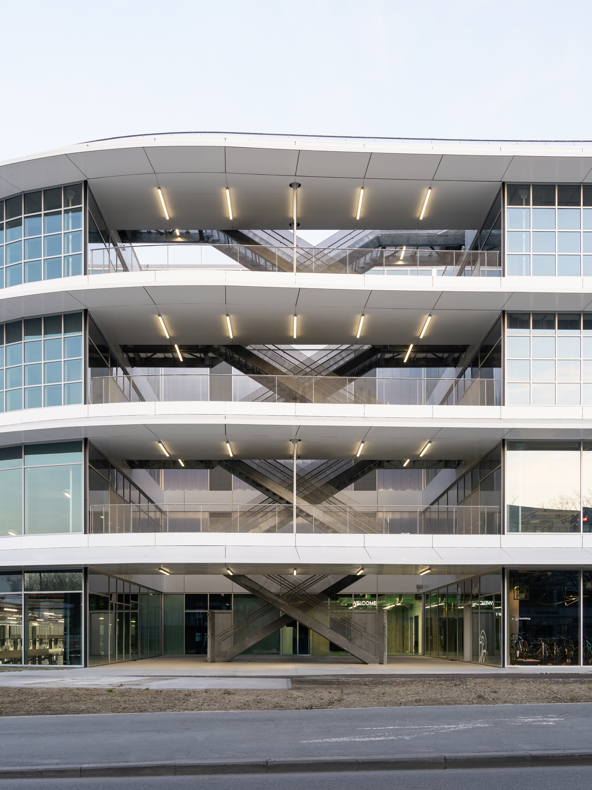 Gallery of Mobilis Automotive Building / XDGA - 18