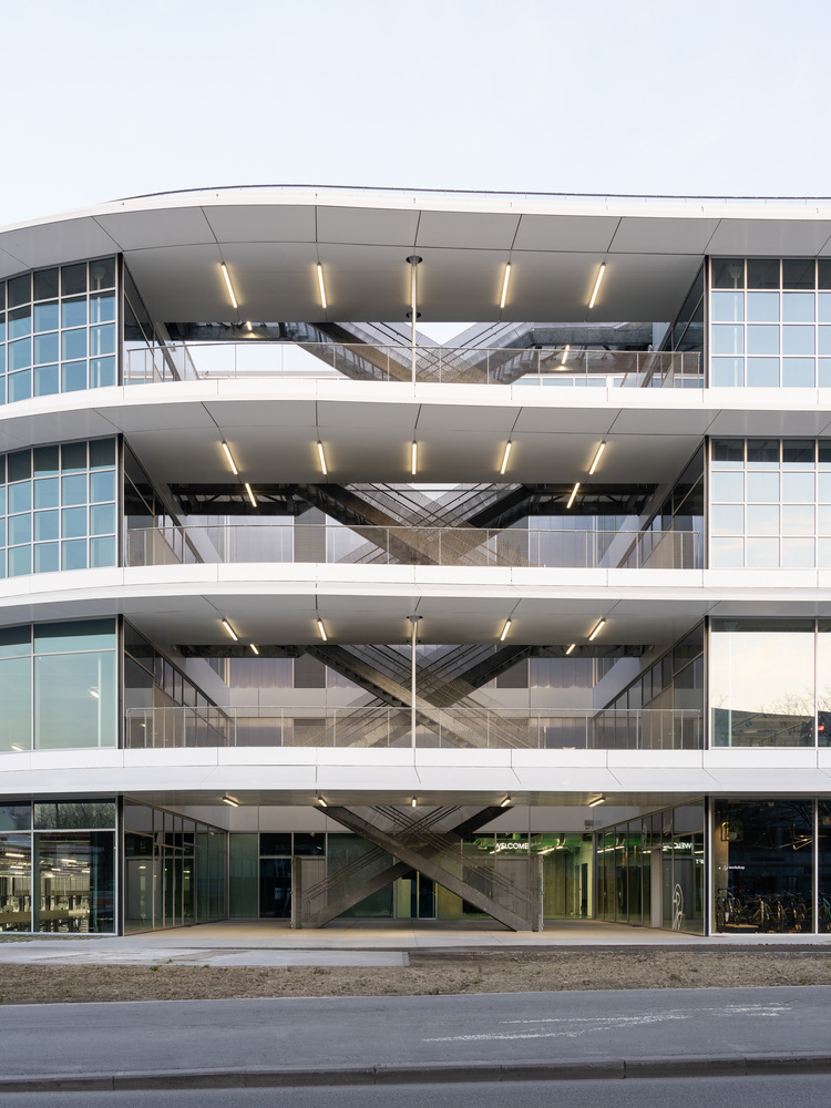 Gallery of Mobilis Automotive Building / XDGA - 16