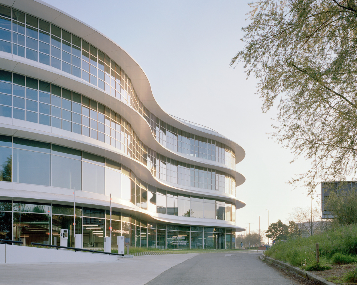 Gallery of Mobilis Automotive Building / XDGA - 5