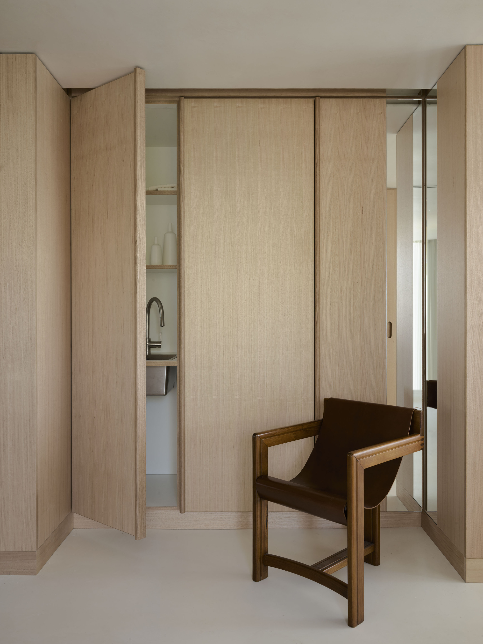 Gallery of Darling Point Apartment / Studio ZAWA - 13