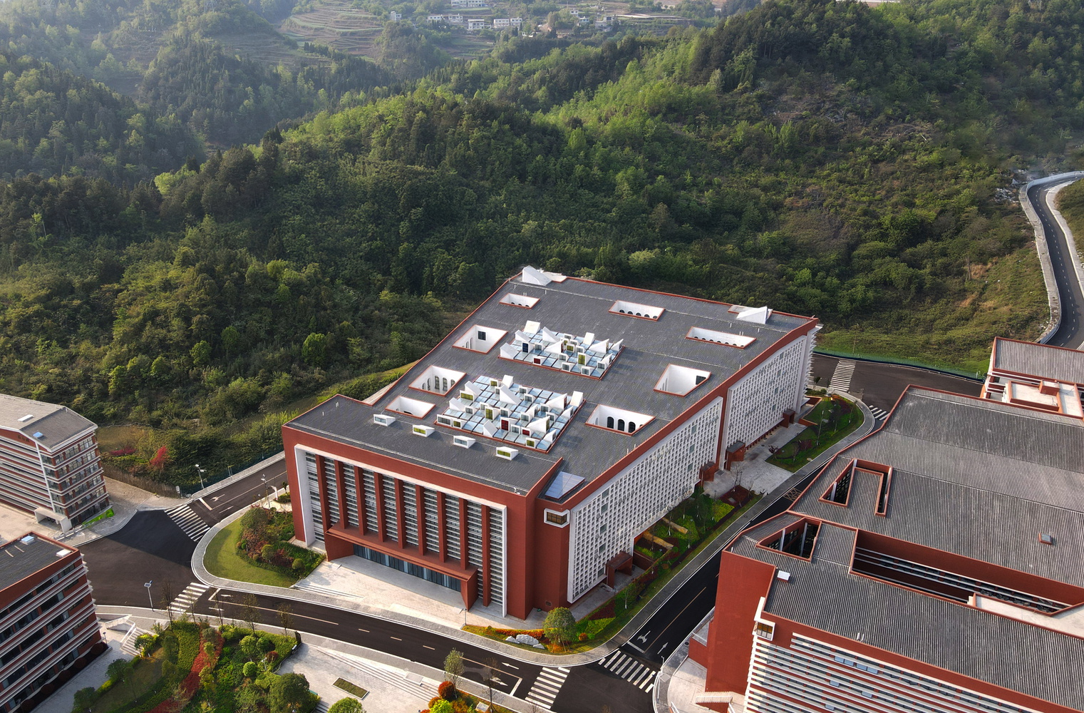 Gallery of Guizhou Media Vocational and Technical School Library ...