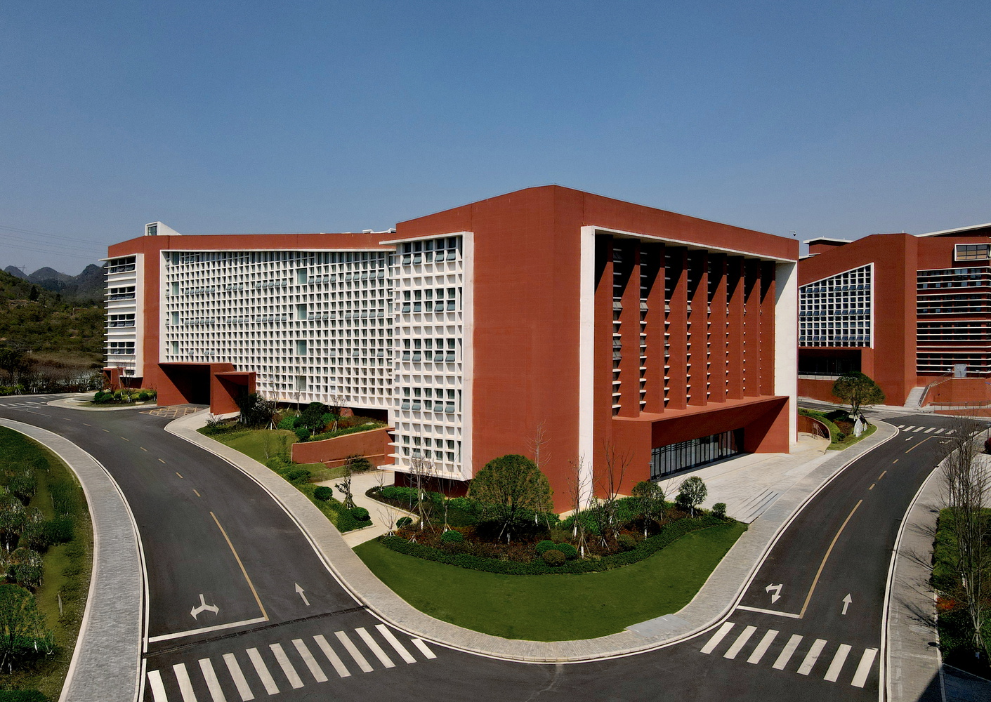 Gallery of Guizhou Media Vocational and Technical School Library ...