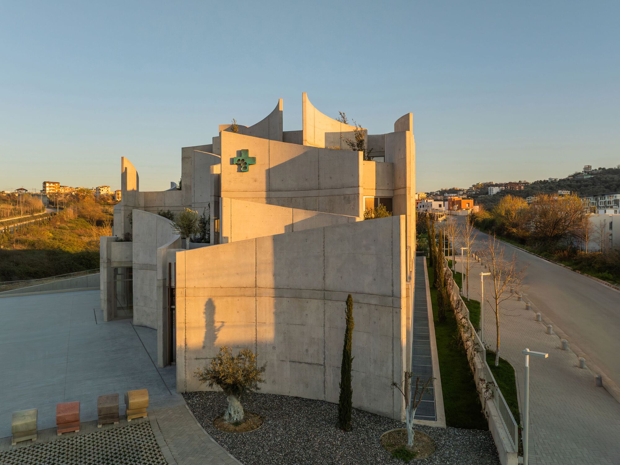 Galeria de Hospital Veterinário de Tirana / Davide Macullo Architects - 3