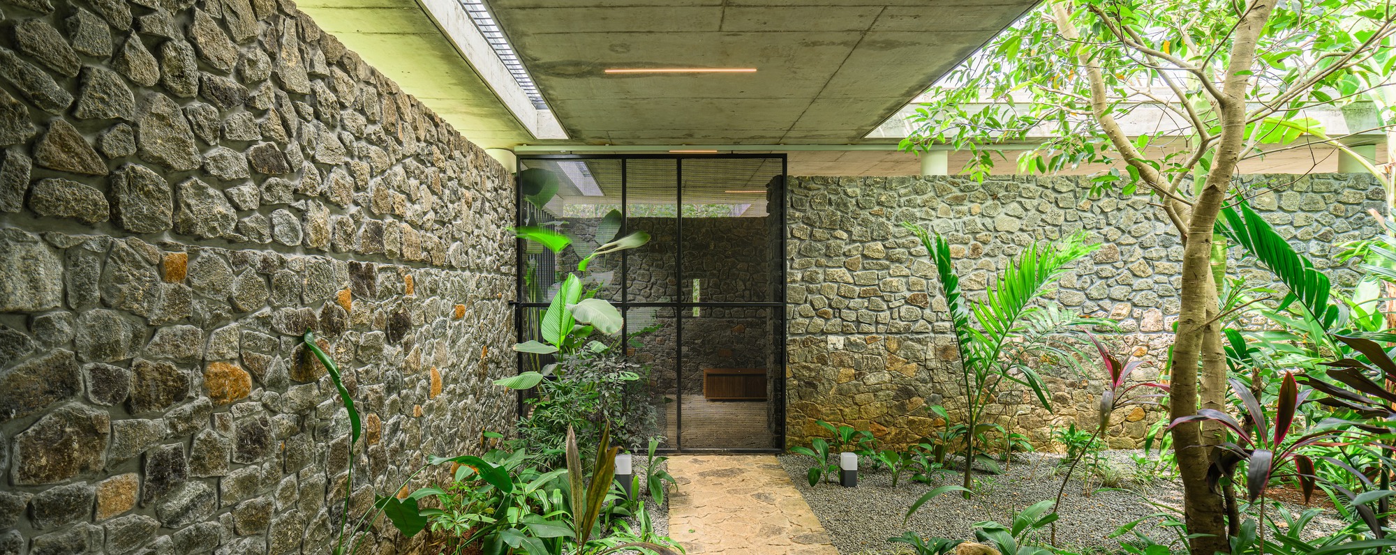 Gallery of The House That Meets the River / LIJO RENY architects - 45