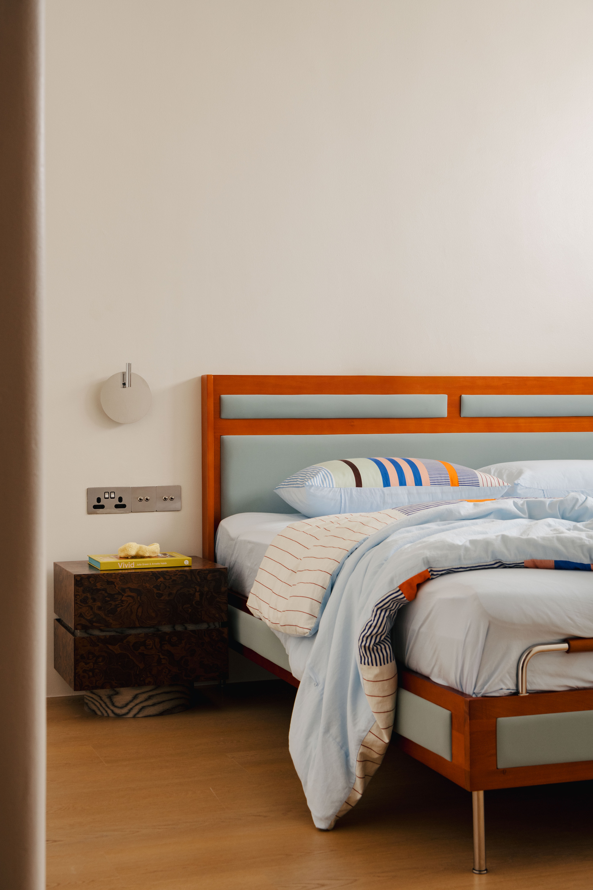 Gallery of 16 Crimson Unfold Apartment / Wuuu Studio - 18