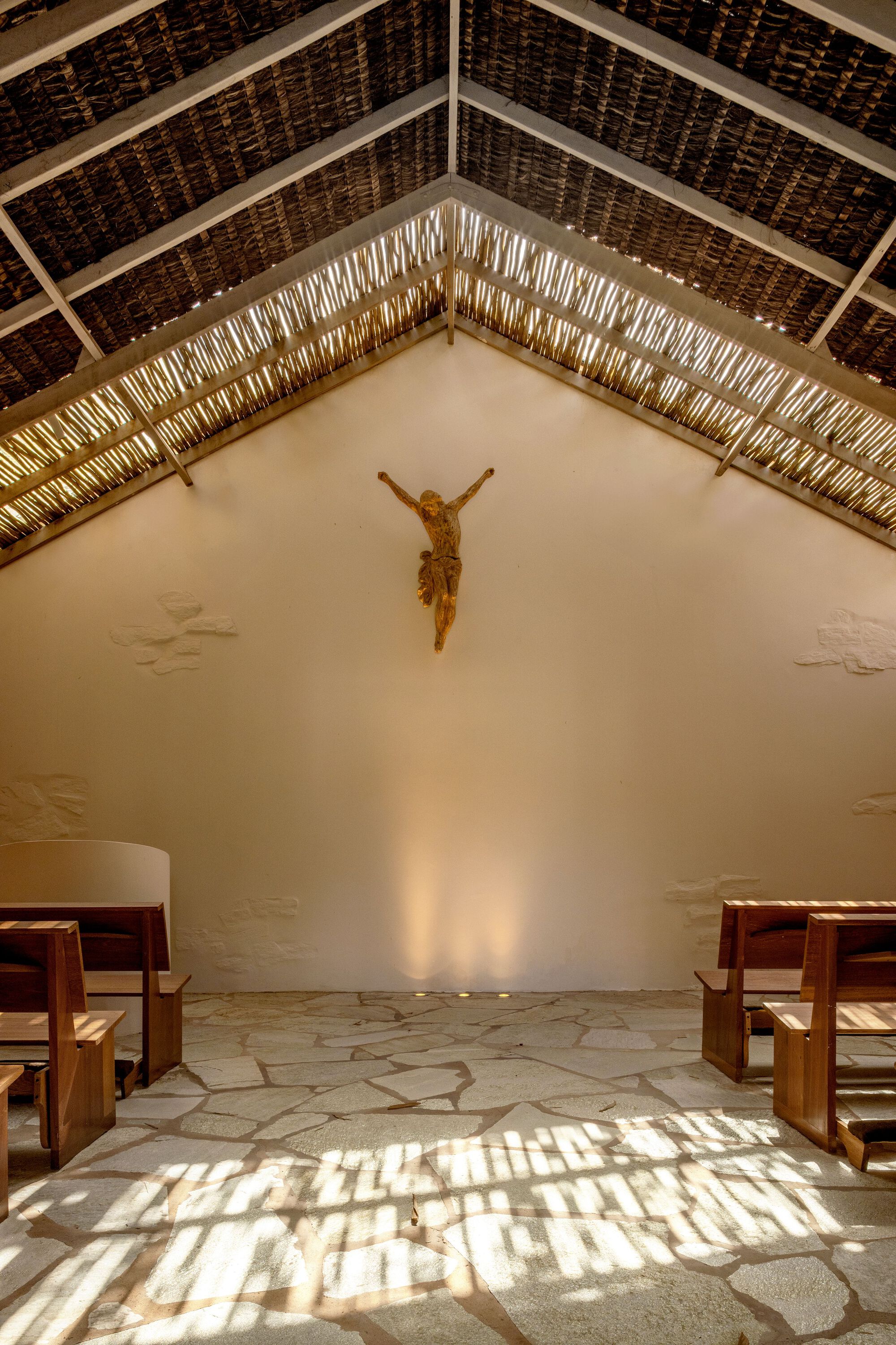 Galeria de Capela / Angela Castilho Arquitetura e Interiores - 4