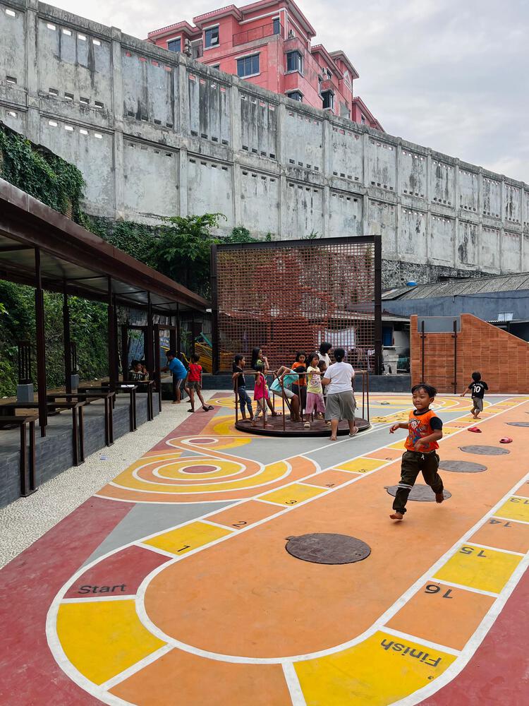 Galeria de Complexo Público Kampung Mrican e Micro-biblioteca ...