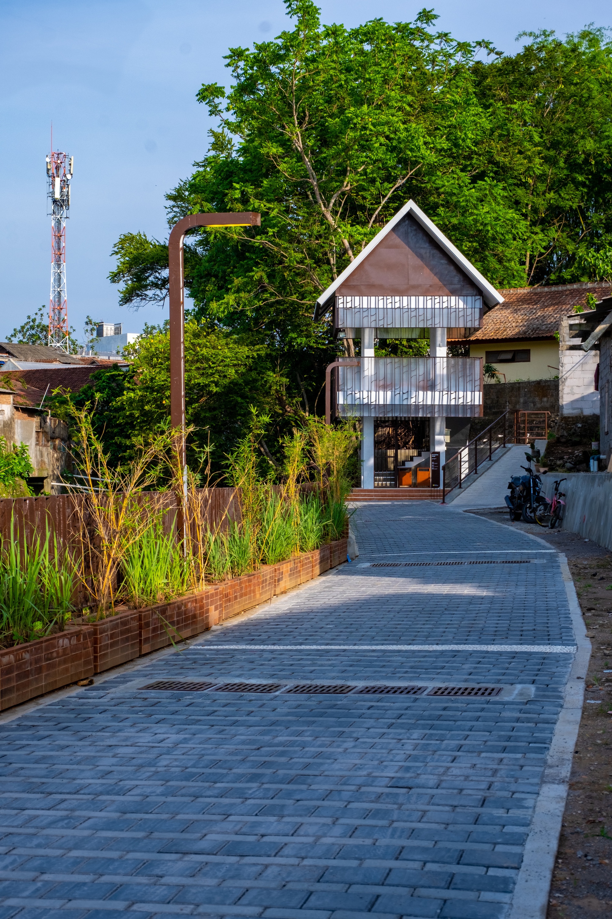Gallery of Kampung Mrican Phase 1 and Microlibrary Pringwulung / SHAU ...