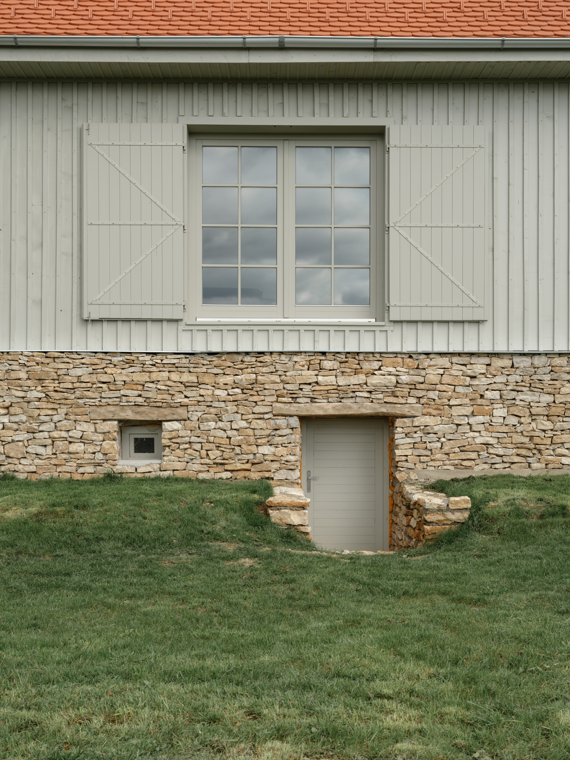 Gallery of Recovery of a Country House and Barn / Vlad Sebastian Rusu - 15