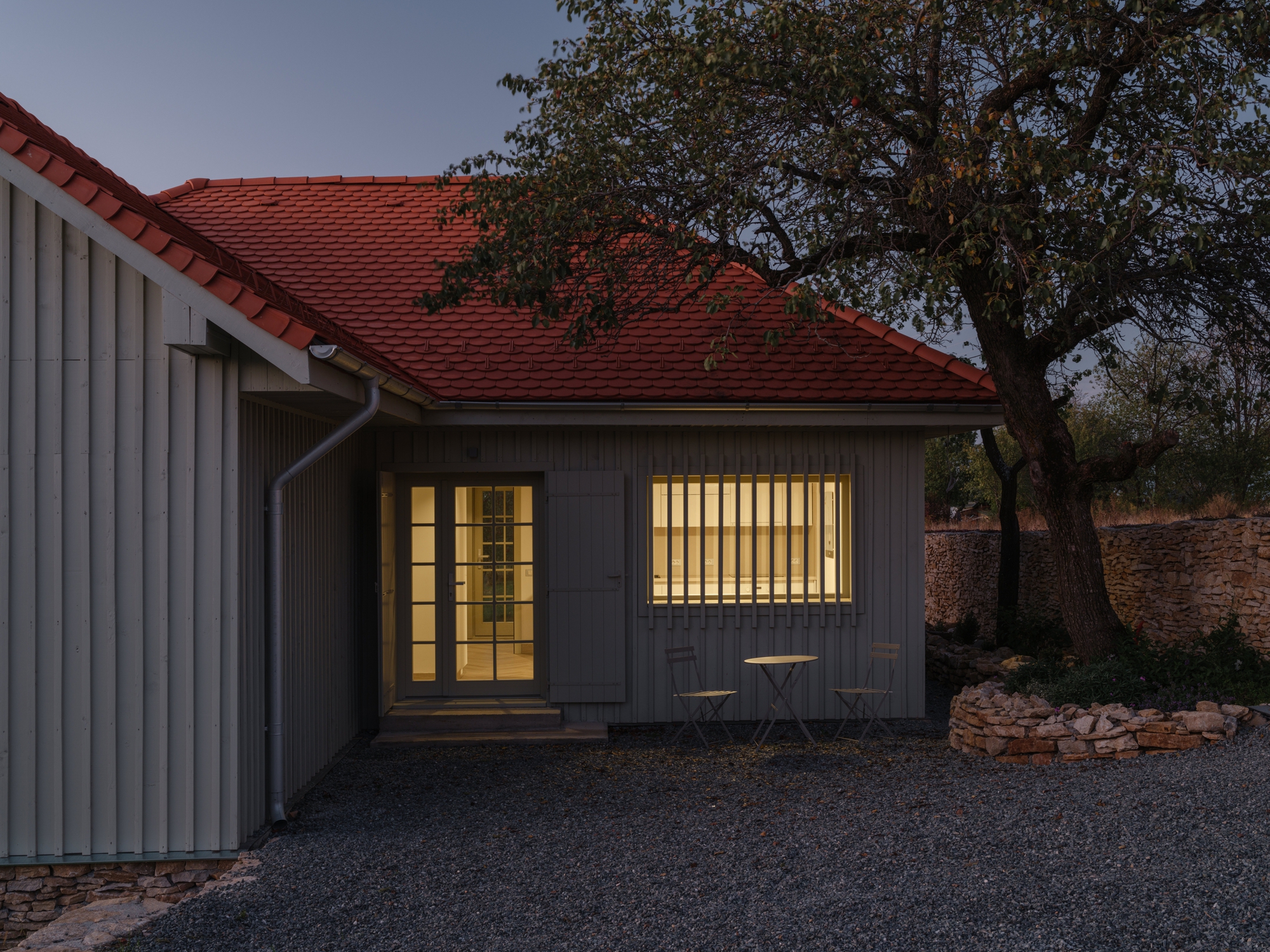 Galería de Recuperación de una casa de campo y un granero / Vlad Sebastian Rusu and Studio 82 - 17