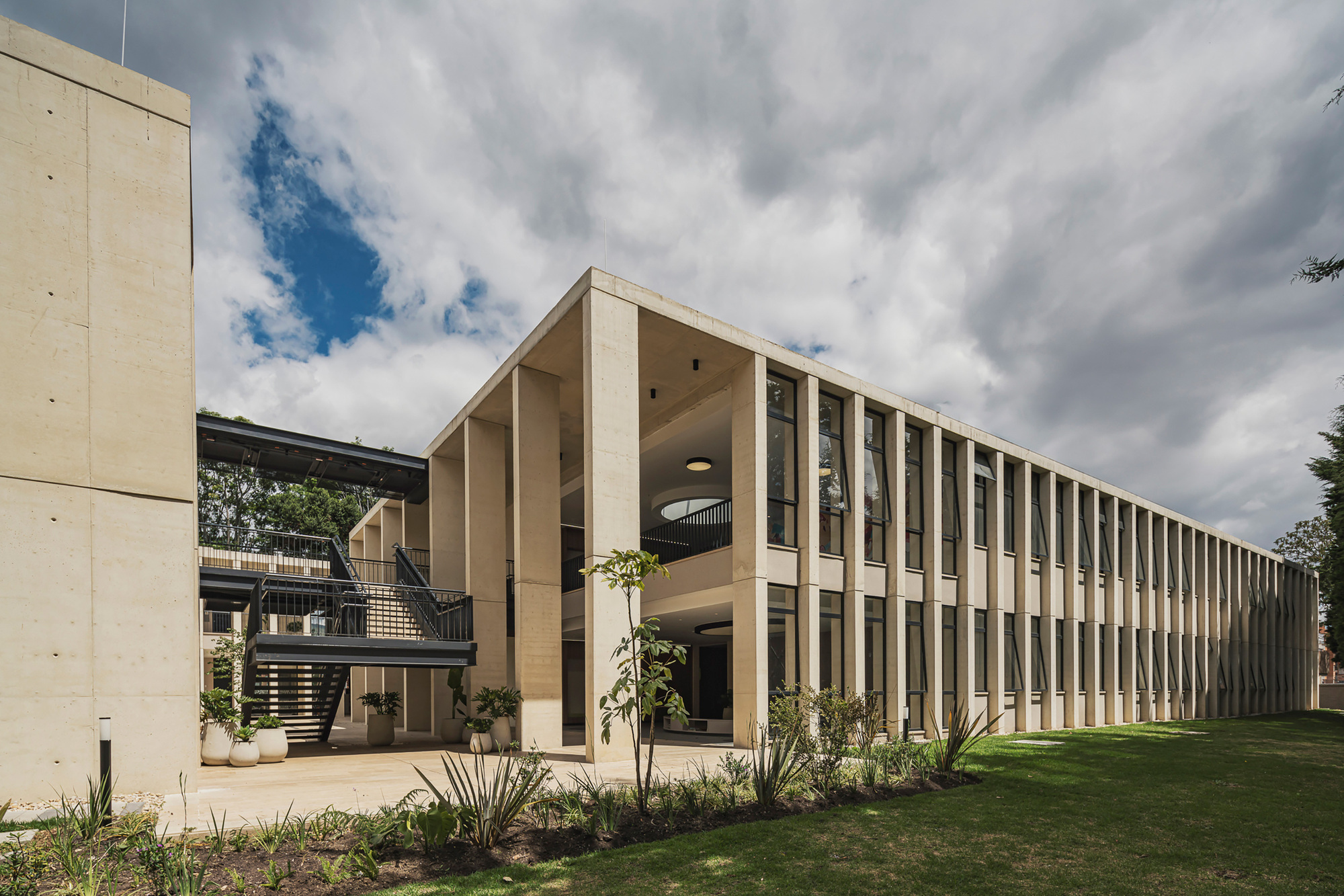 Gallery of Colombo Hebrew College / Aarón Cohen + Angélica Mejía ...