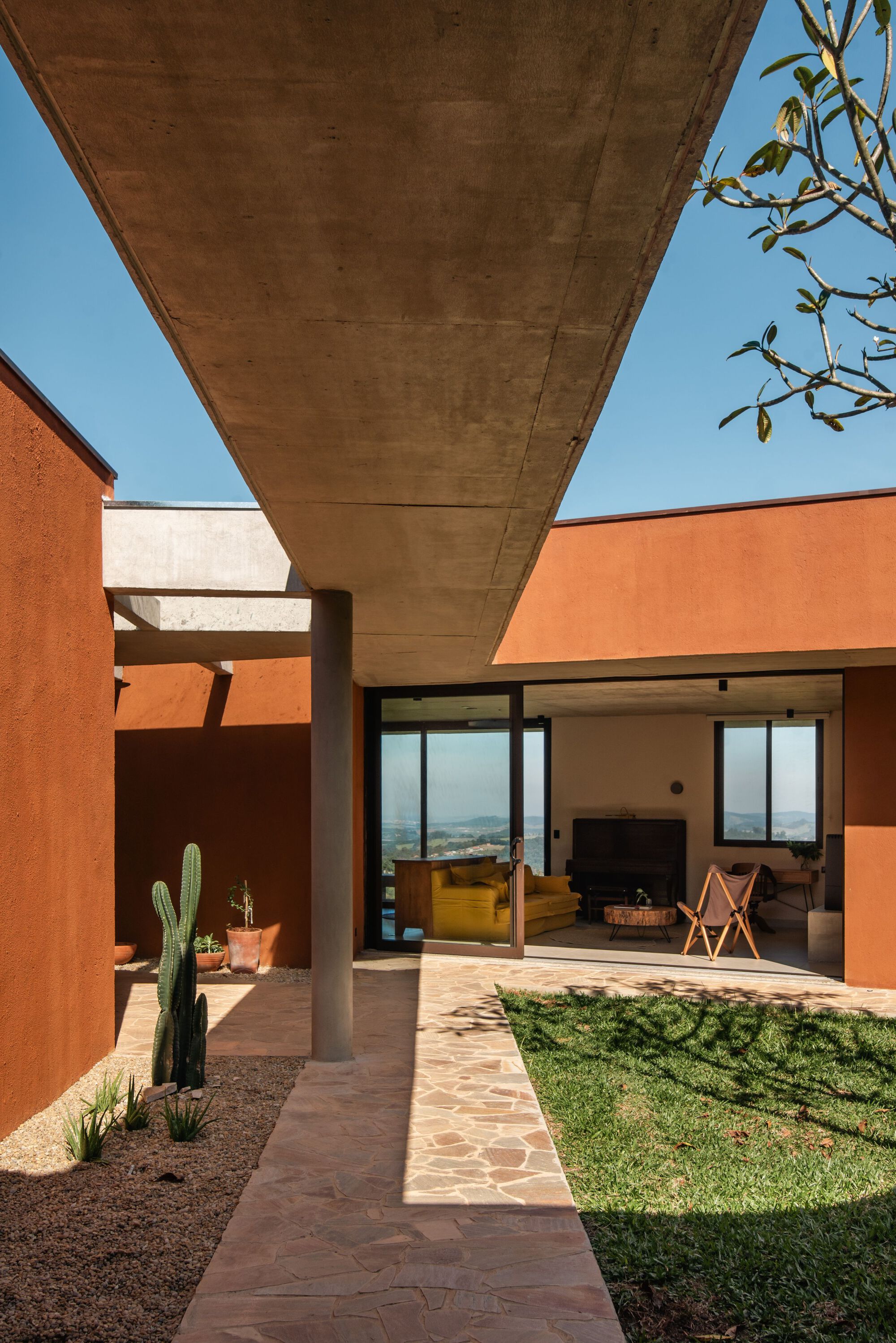 Galería de Casa Ankh / TAU Arquitetos + Studio Zanskar - 2