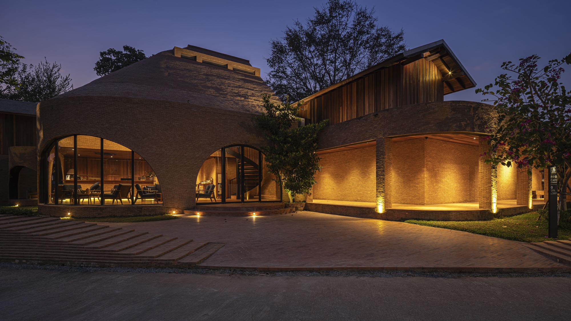 Gallery of Athita Pool Villa and Spa / Studio Miti - 14