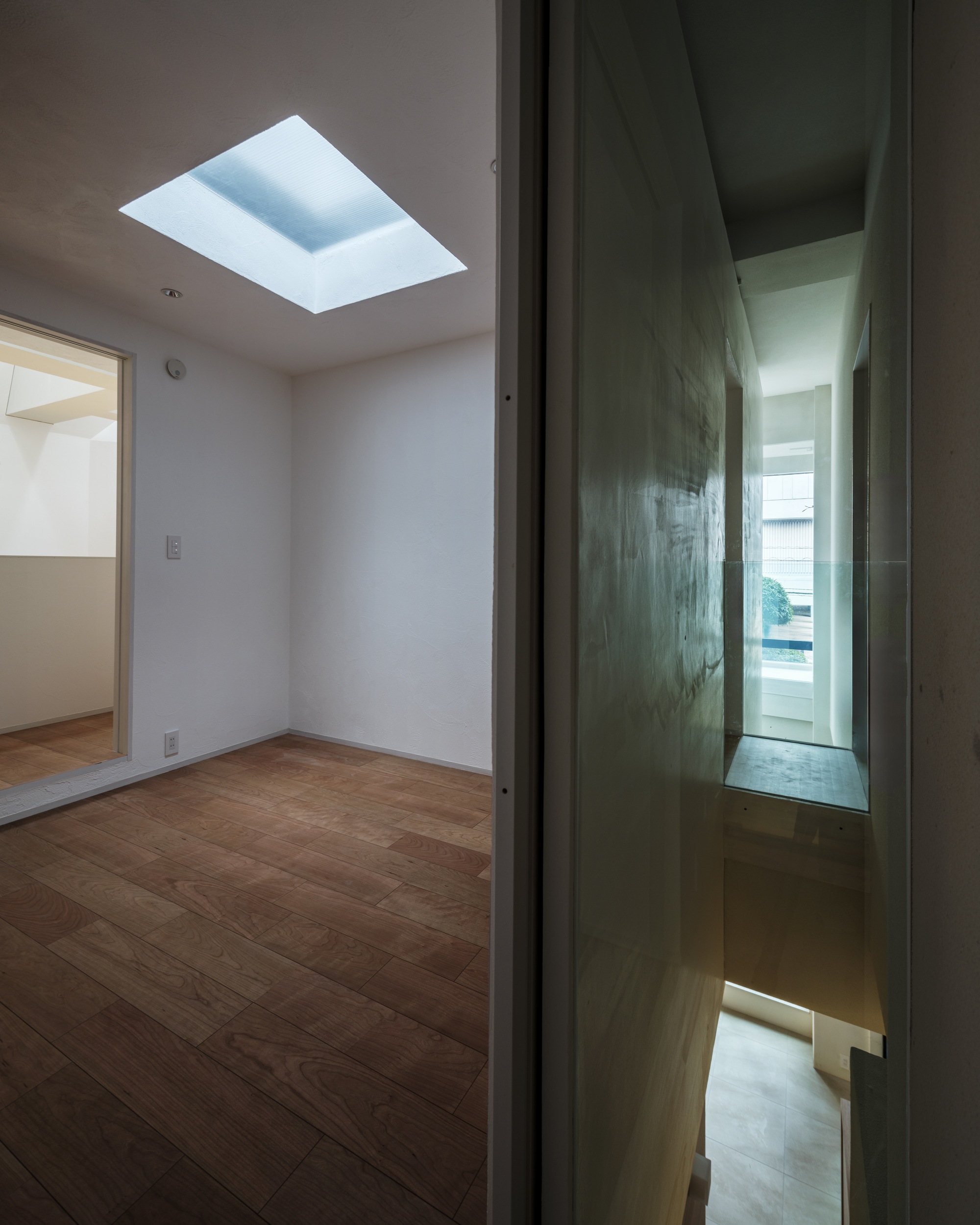 Gallery of Floating Nest House / Yu Momoeda Architecture Office - 13