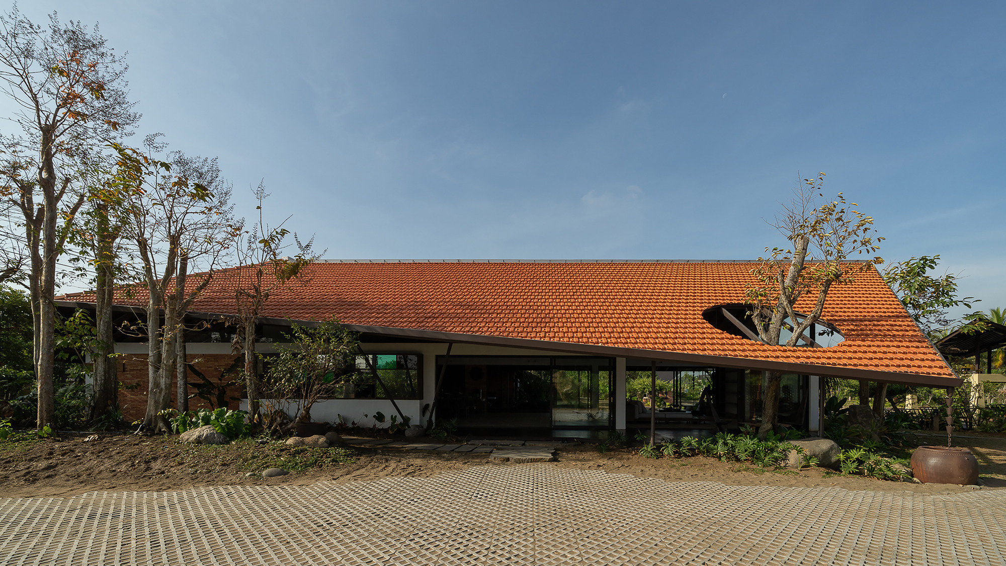 Gallery of Tradition in Clay: Vietnam's Architectural Exploration with Traditional Tiles - 2