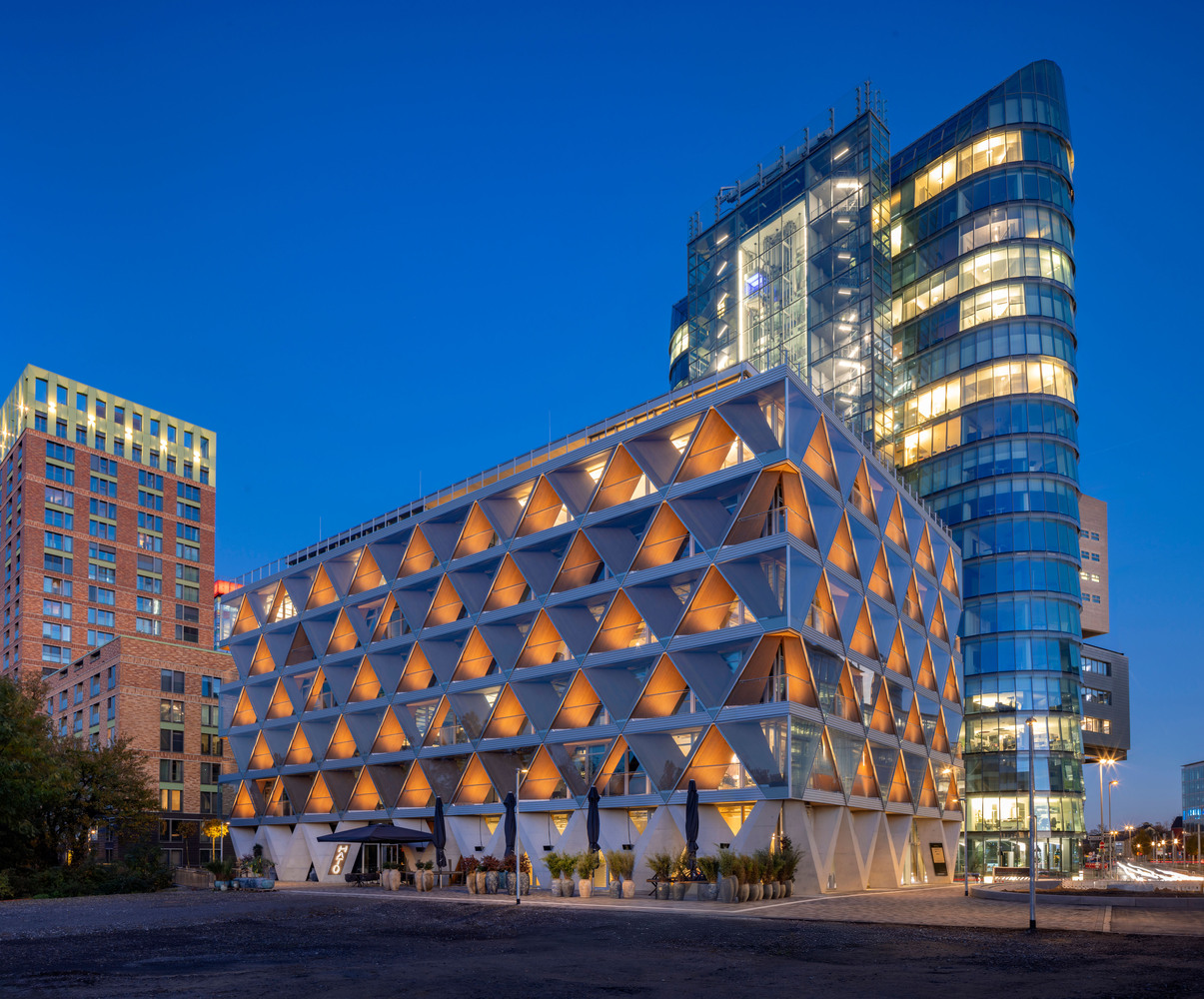 Gallery of The Cradle Office Building / HPP Architects - 18