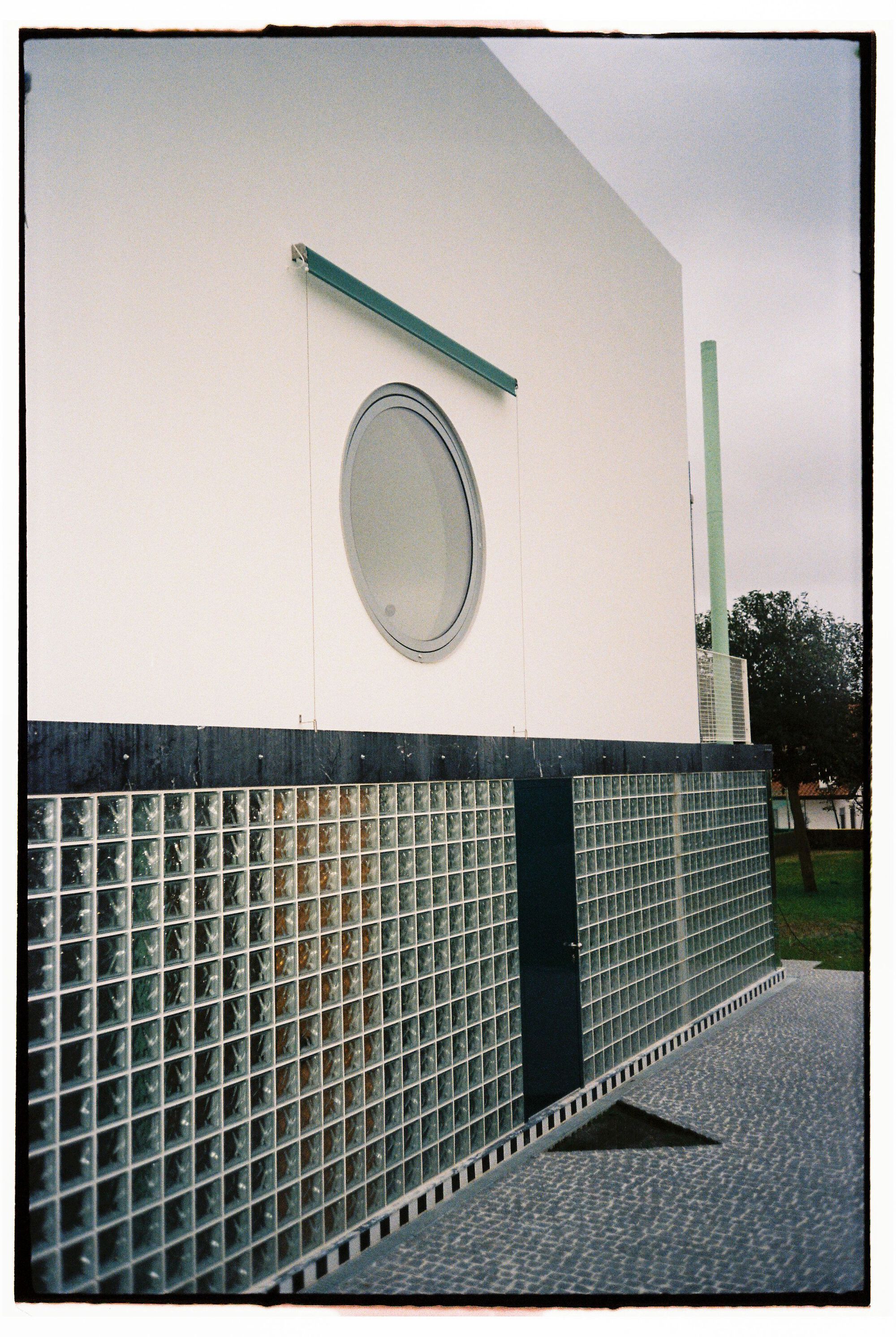 Galeria de Casa com uma Cobertura Invertida / fala - 7