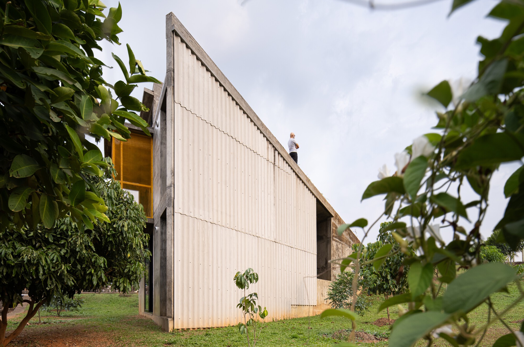 Gallery of Bhavati House / Dhrumam Architects - 16