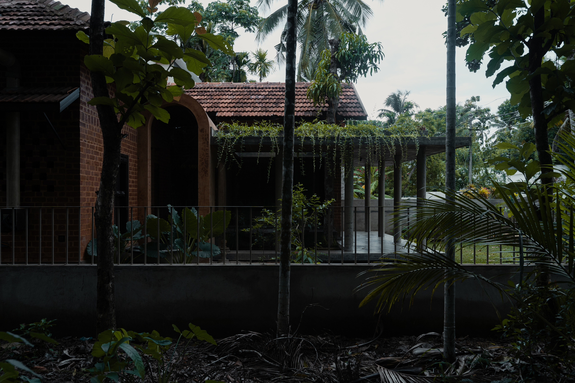 Gallery of Of Trees and Gods and Mud House / Urava Architecture - 17