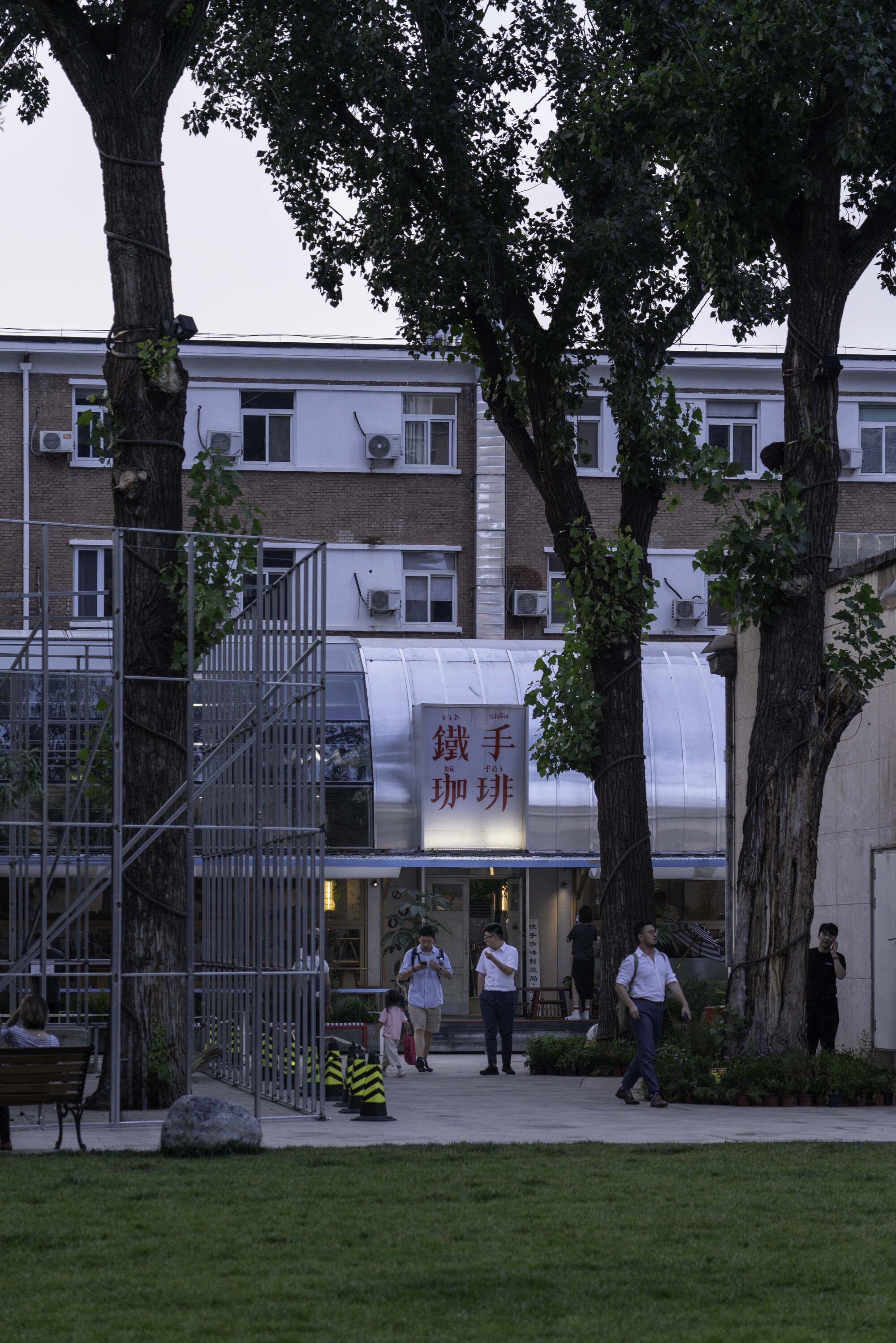 Gallery of Renovation Design for the METAL HANDS Coffee Youyi Store Garden Branch / SA ...