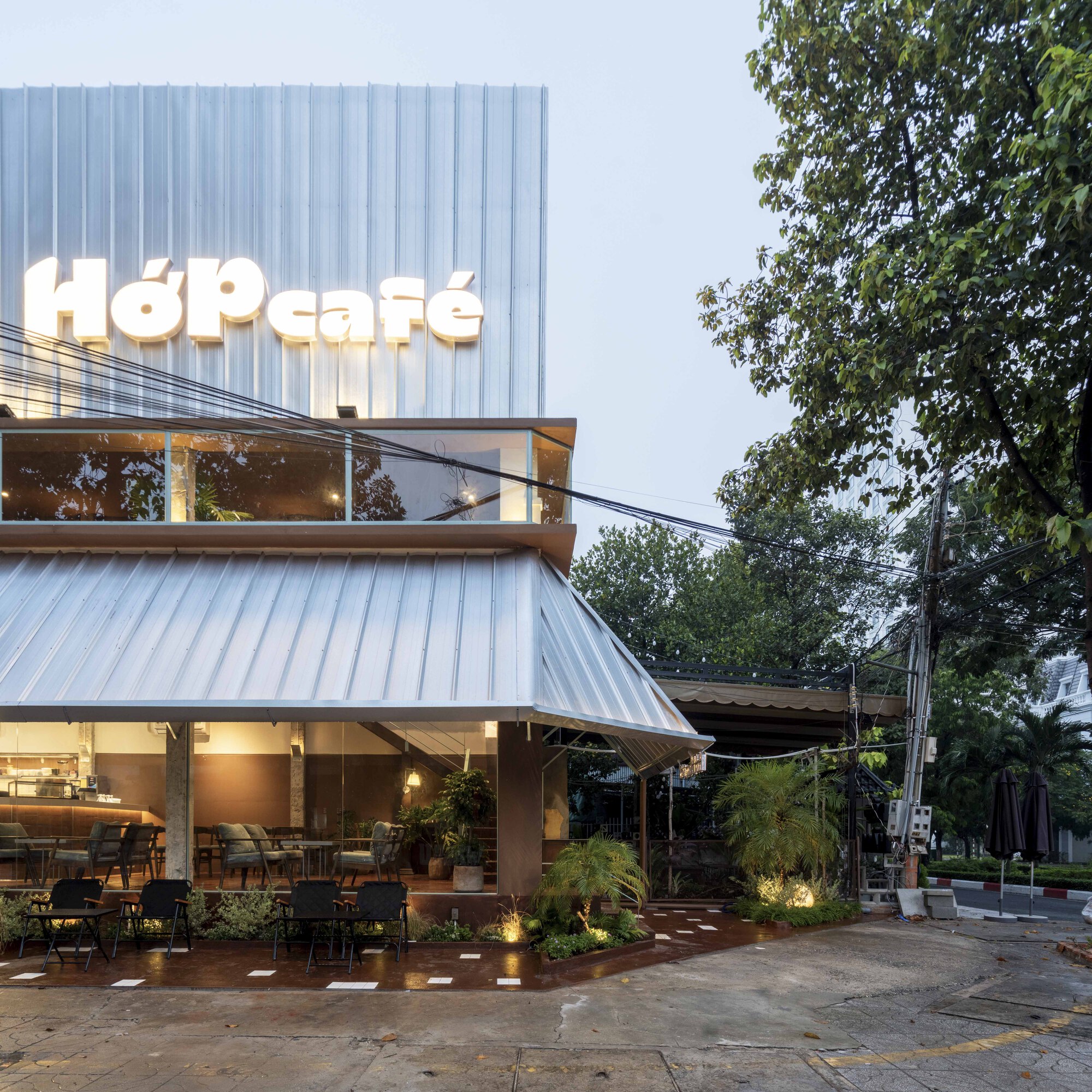 Gallery of HỚP Cafe / Bing Thom Architects - 23