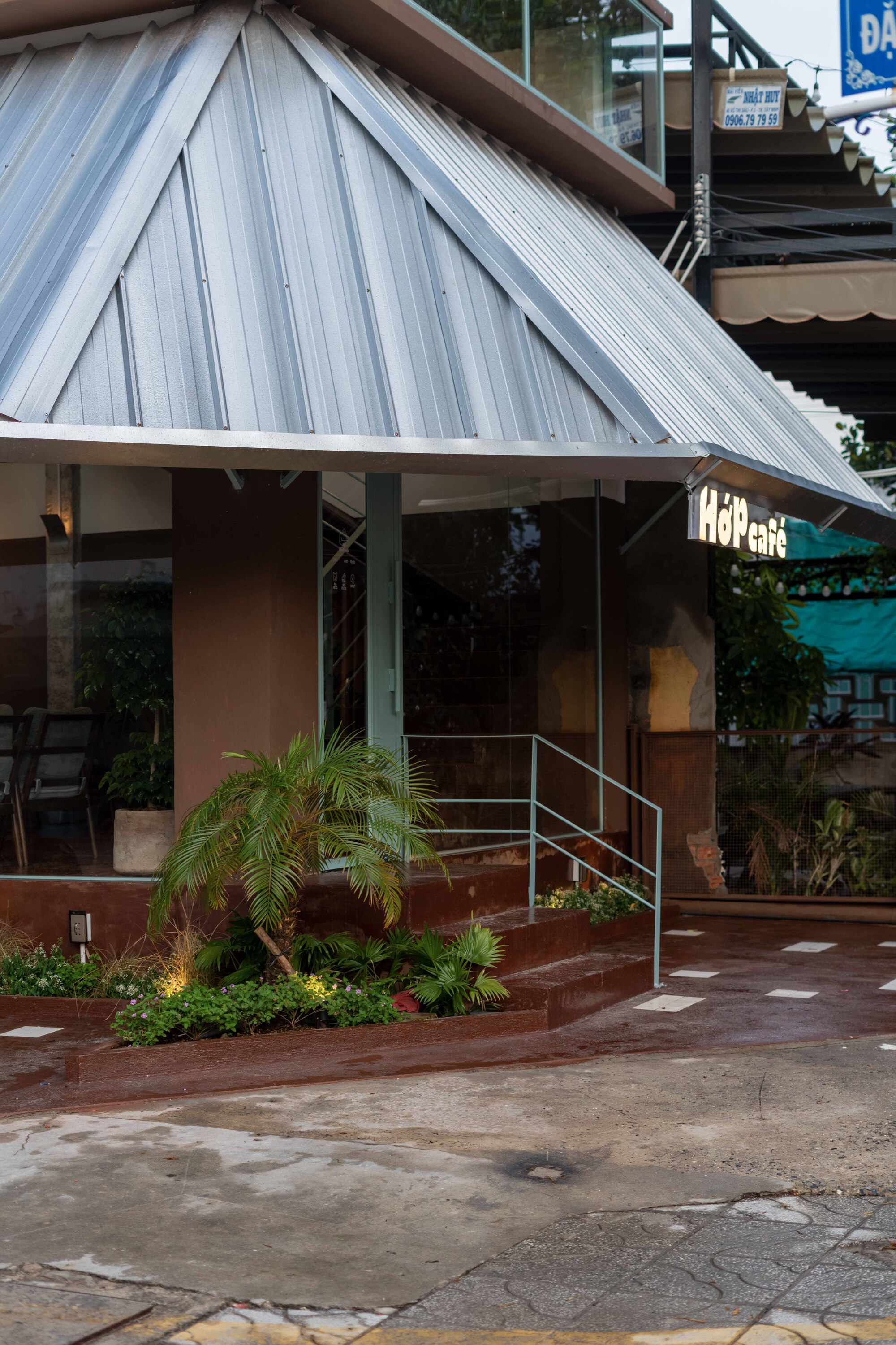 Gallery of HỚP Cafe / HÔM ARCHITECTS - 6