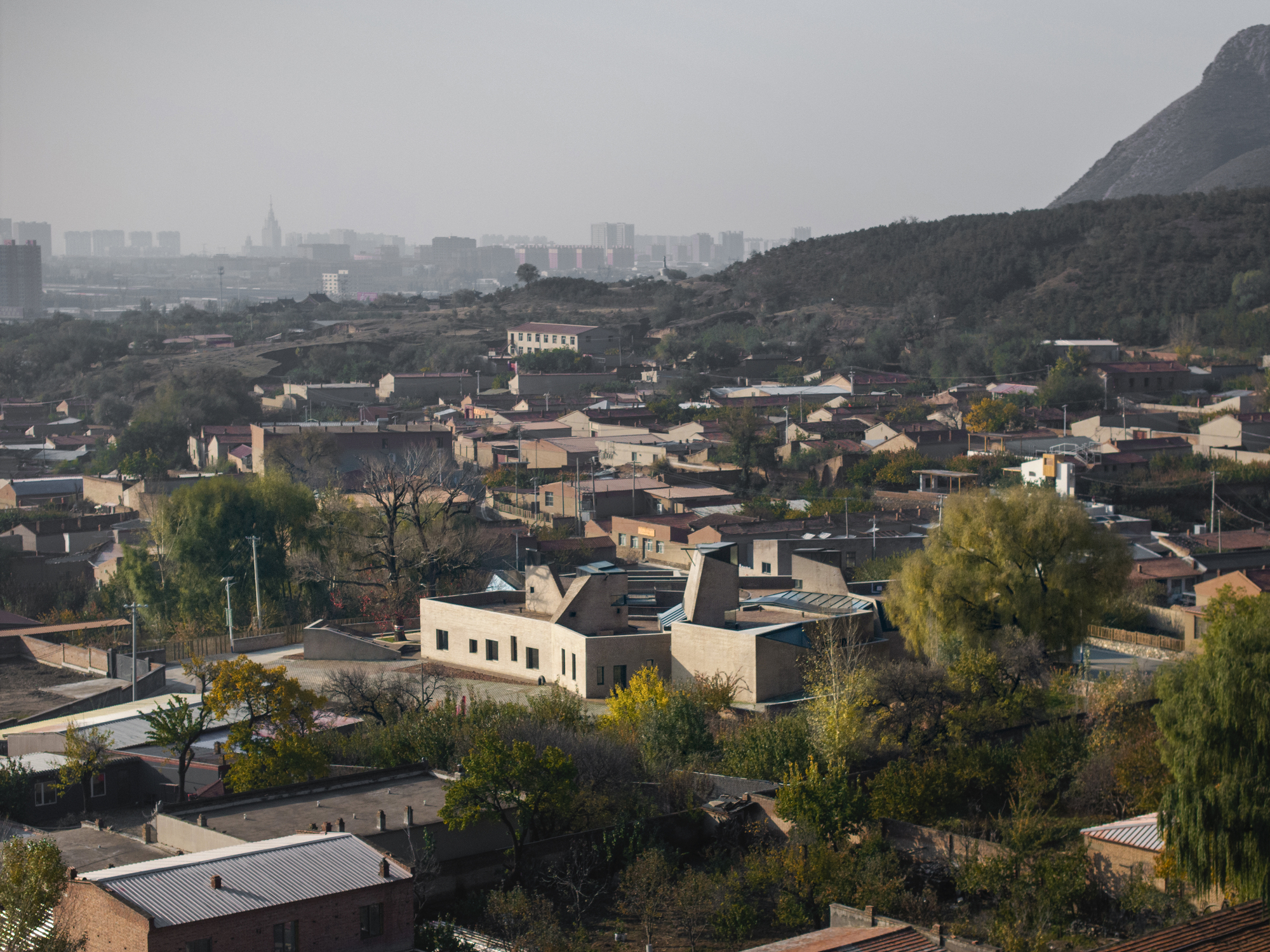 Galería de Centro Comunitario de la Aldea West Wusutu / Zhang Pengju - 40