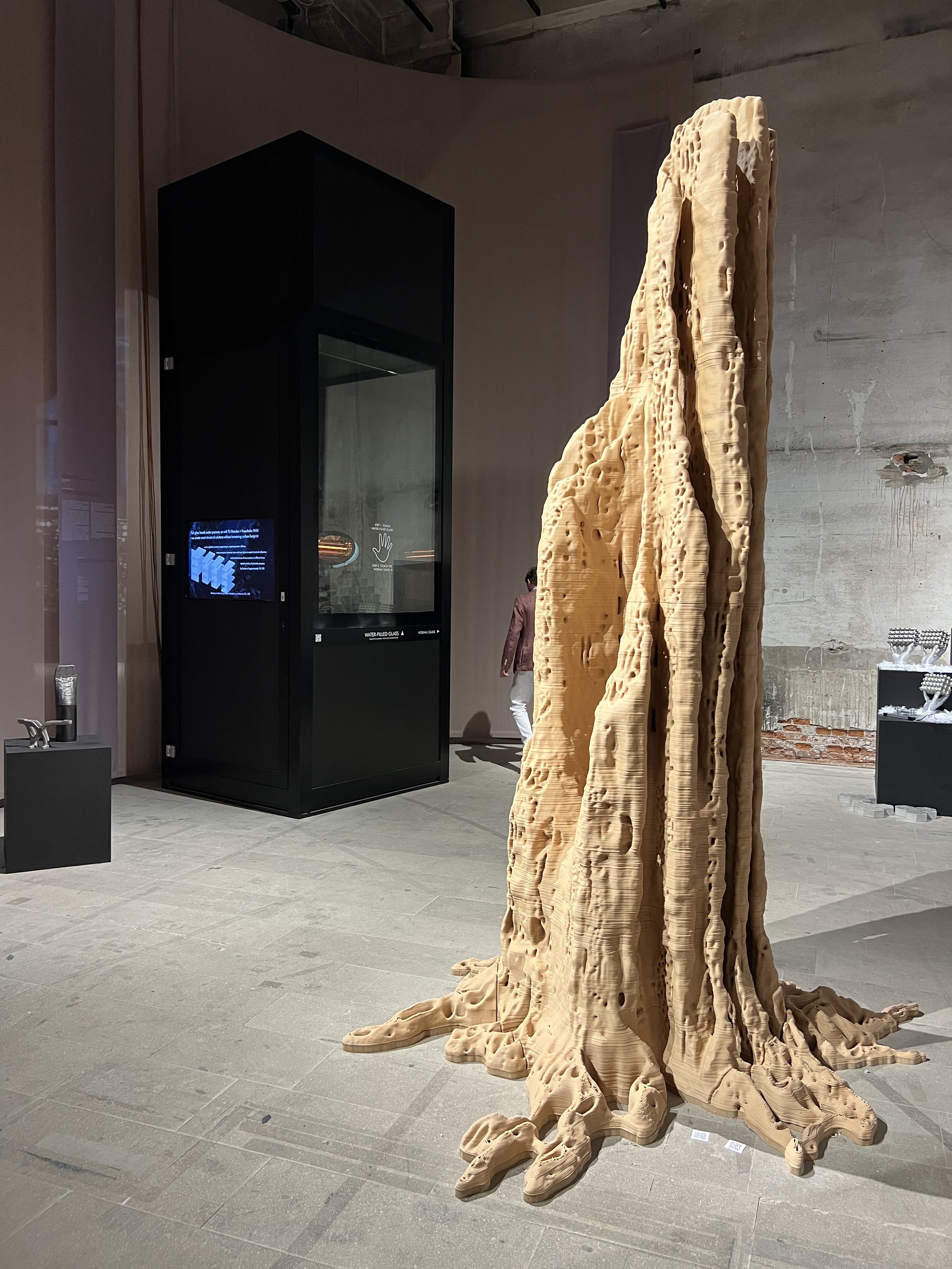 Gallery of Pylon of Permanence Showcases Water-Filled Glass at the ...