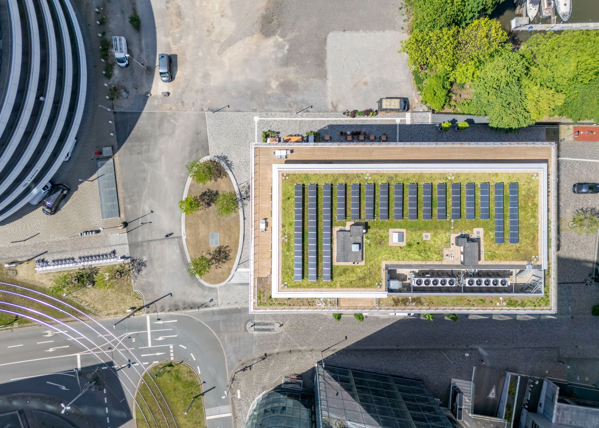 画廊 The Cradle 办公大楼 / HPP Architects - 2