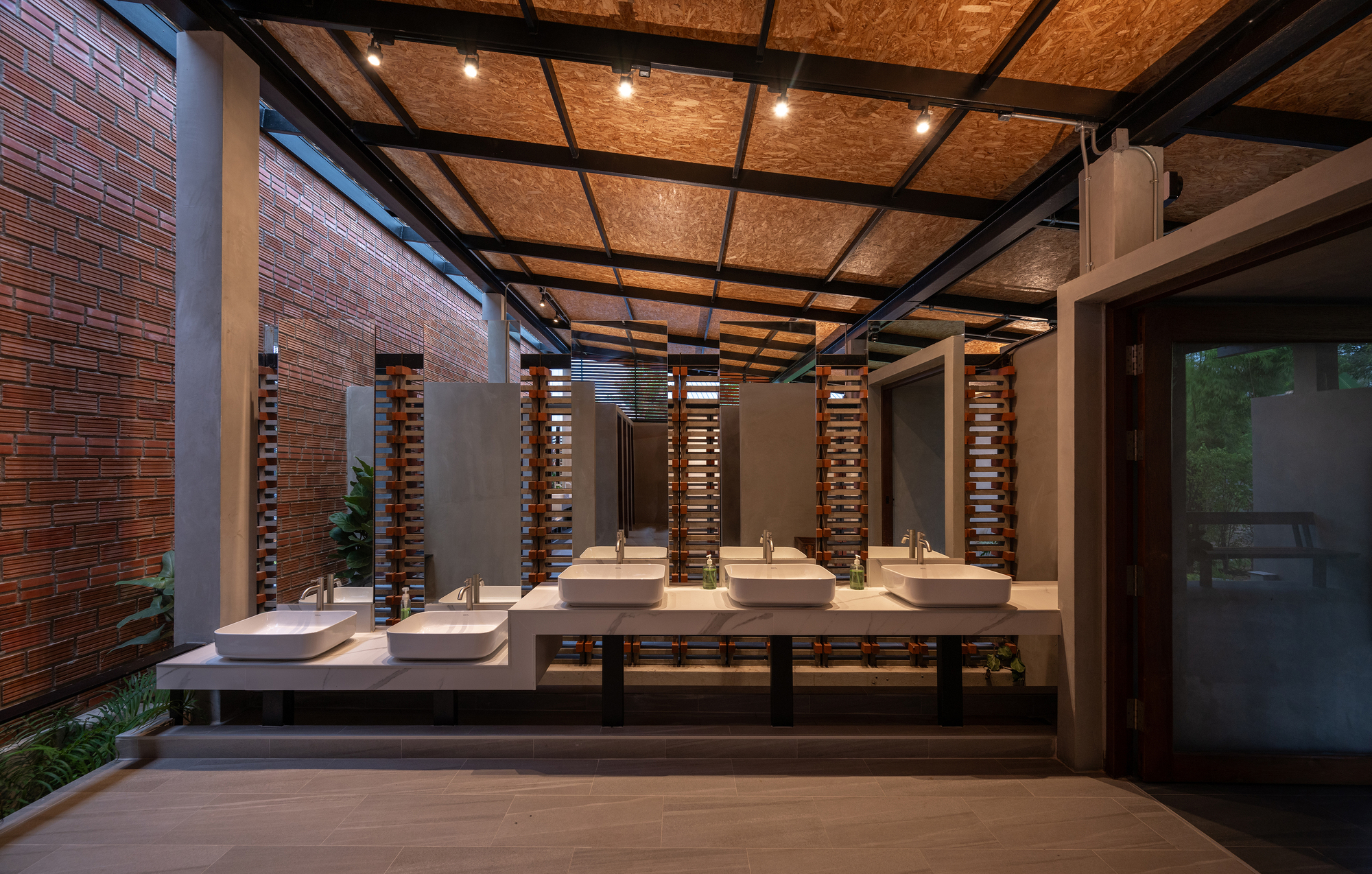 Gallery of Cheewit Cheewa Home of Nature / Teerachai Leesuraplanon ...