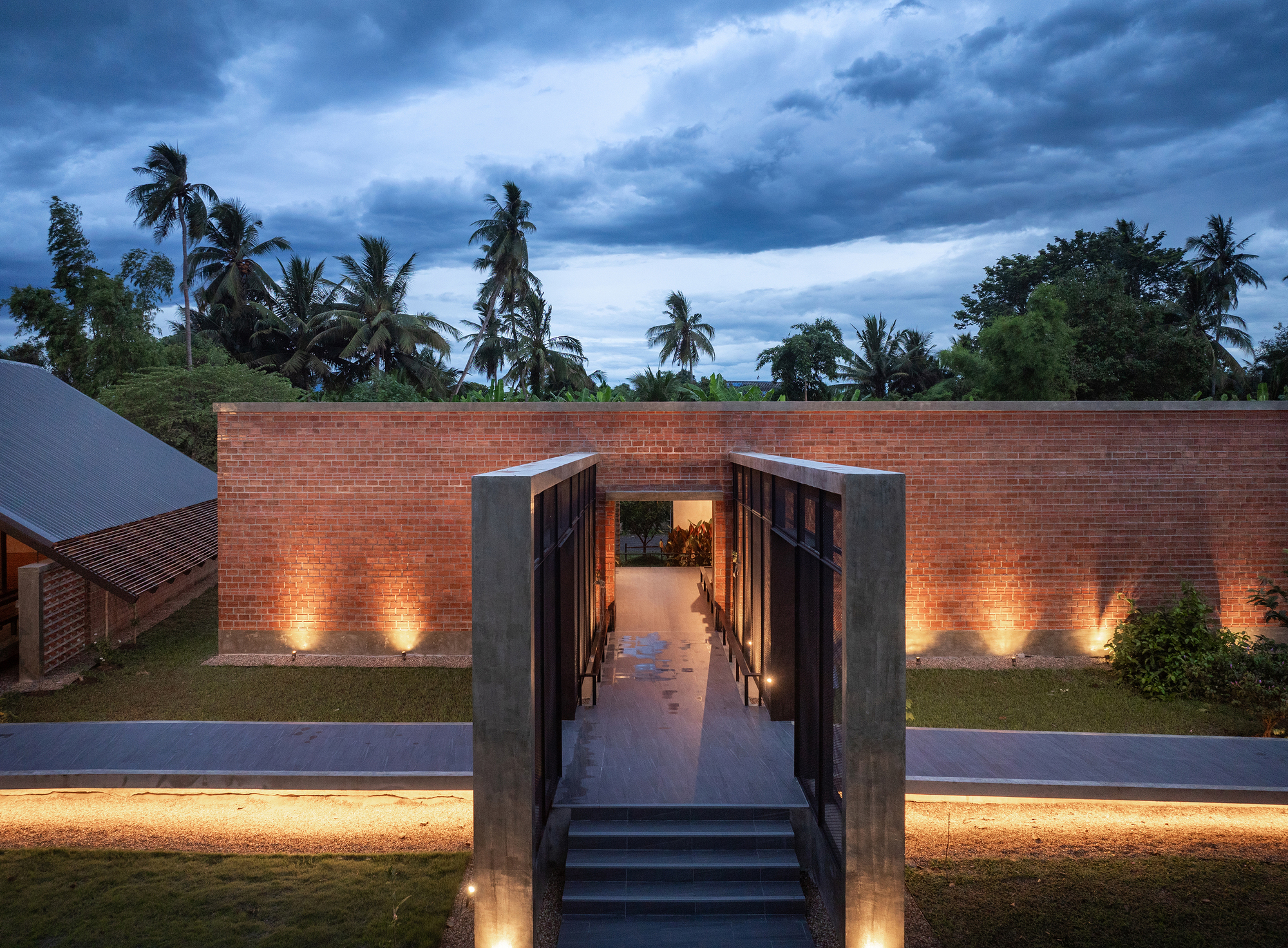 Gallery of Cheewit Cheewa Home of Nature / Teerachai Leesuraplanon ...