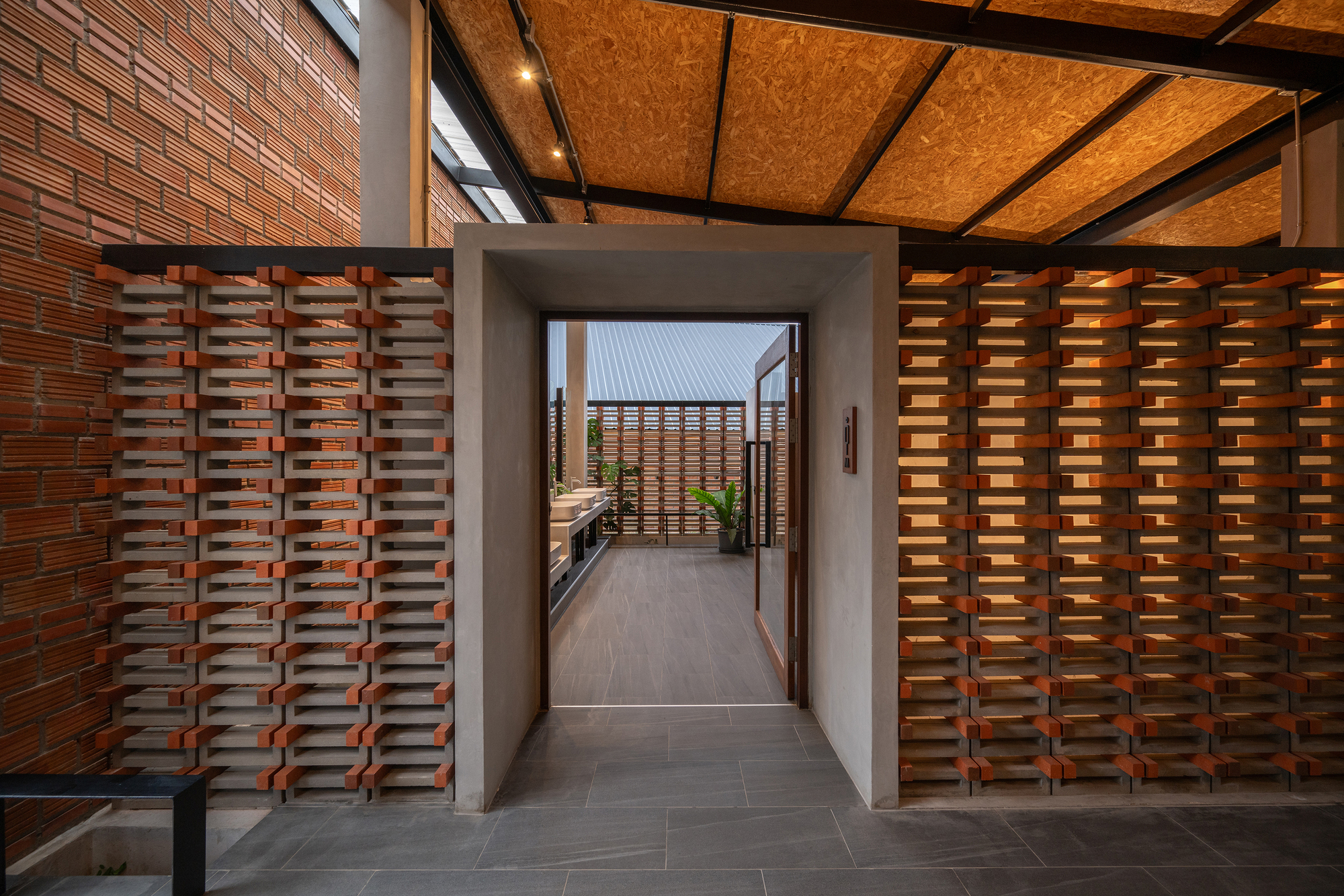 Gallery of Cheewit Cheewa Home of Nature / Teerachai Leesuraplanon ...