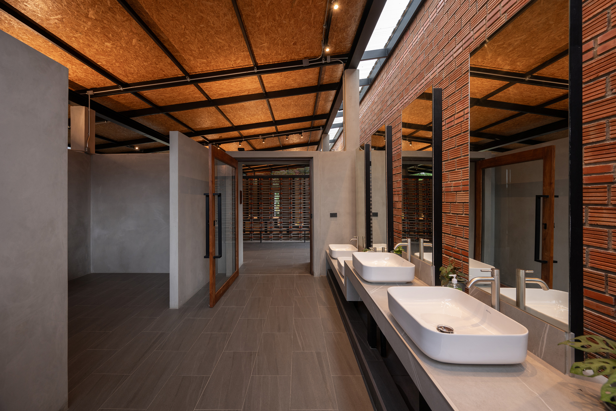 Gallery of Cheewit Cheewa Home of Nature / Teerachai Leesuraplanon ...