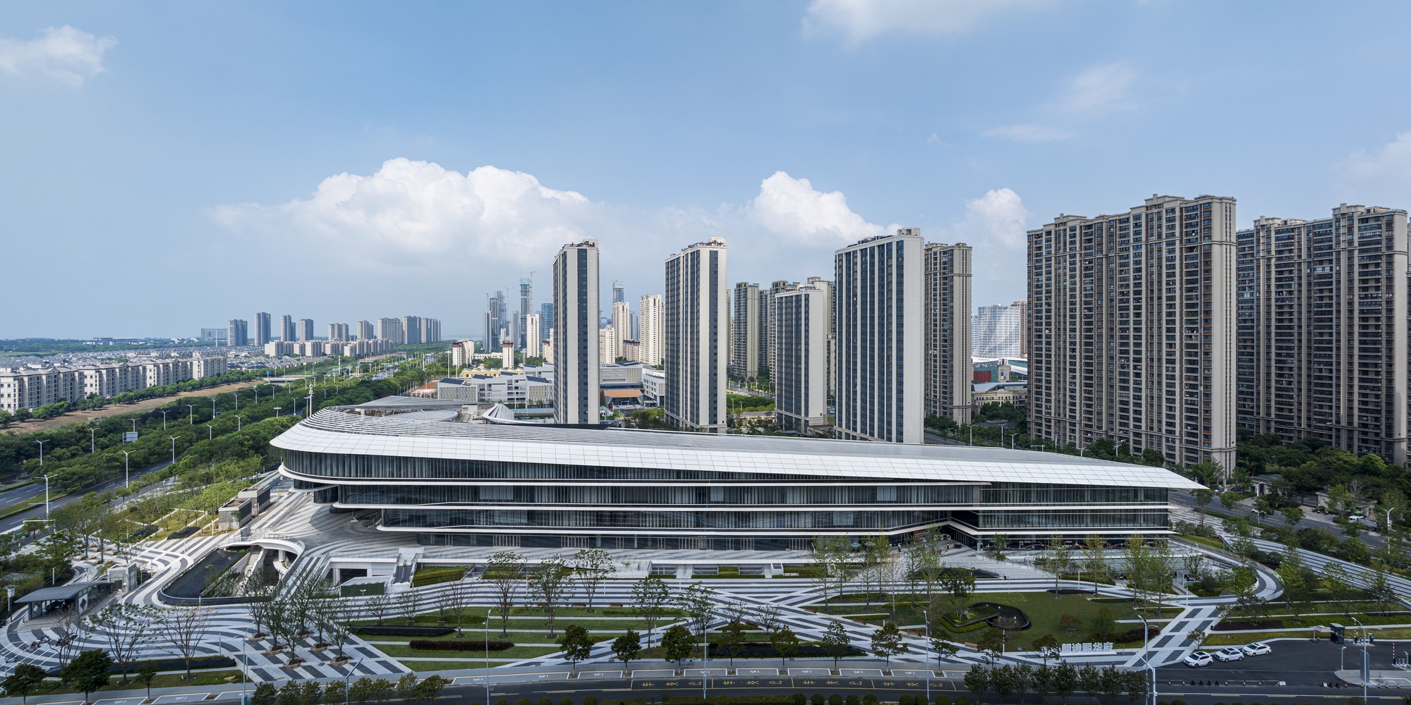 Gallery of Suzhou Wujiang Songling-Avenue Bus Terminal / Nikken Sekkei - 7