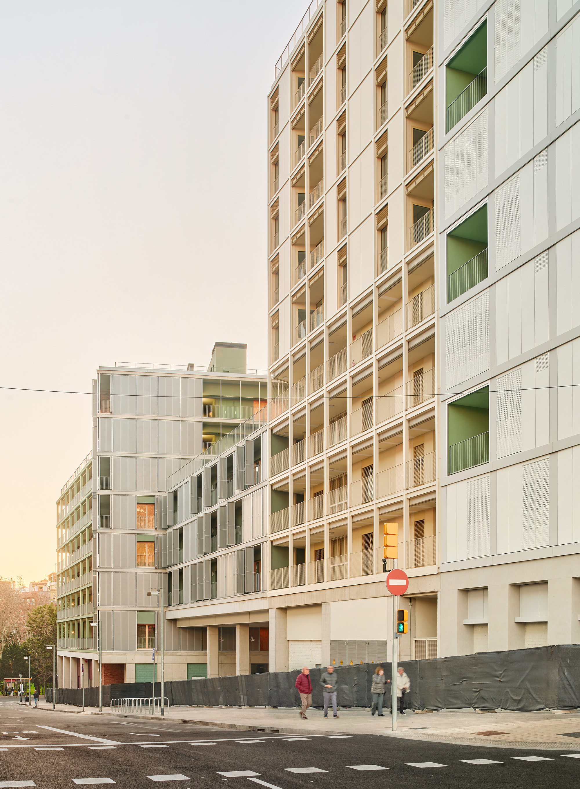 Galería de Edificio de 67 viviendas sociales en la Illa Glòries, Barcelona / Vivas Arquitectos ...