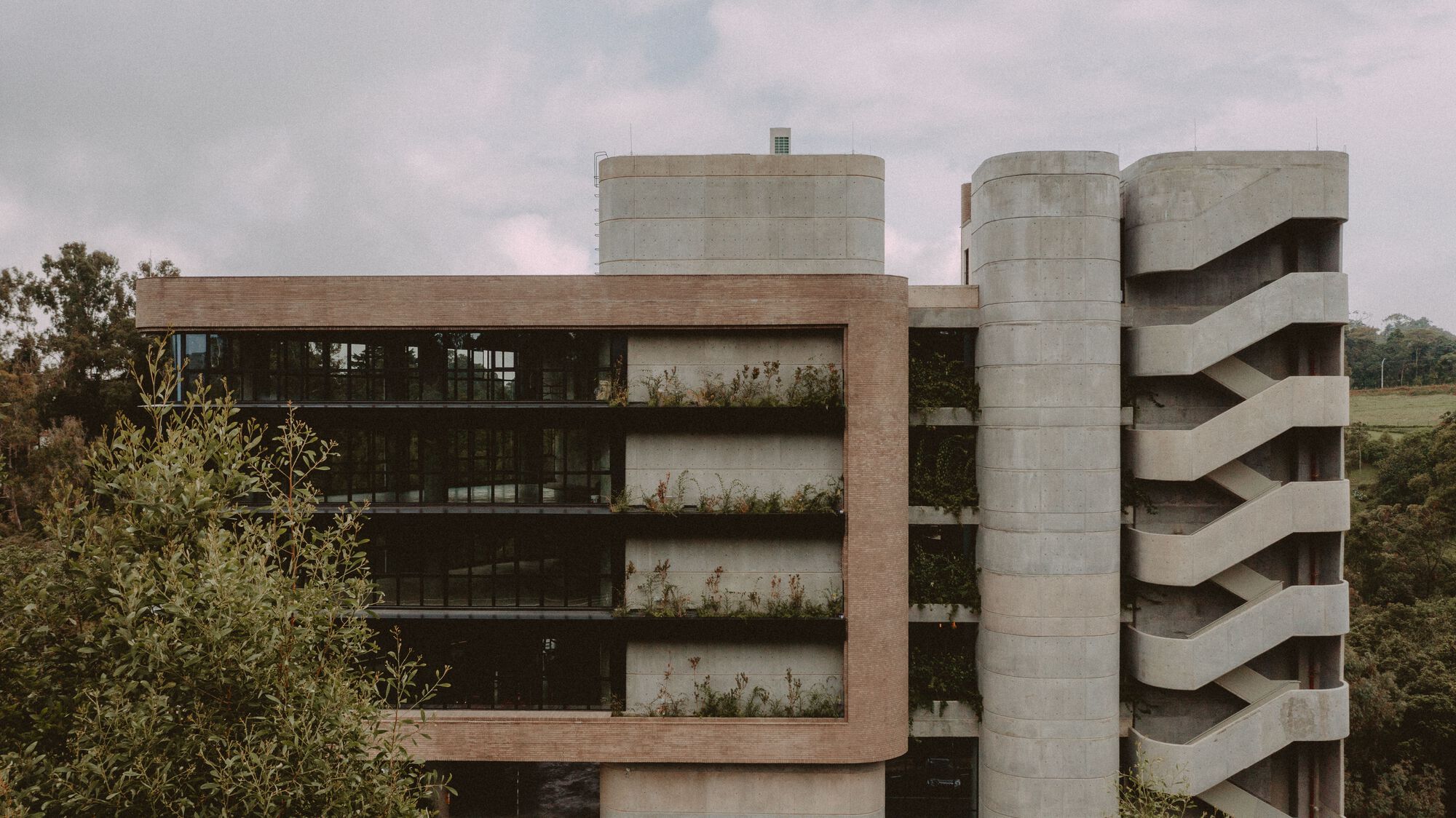 Gallery of Indie Lab Office Building / StudioSC + Base Taller - 6